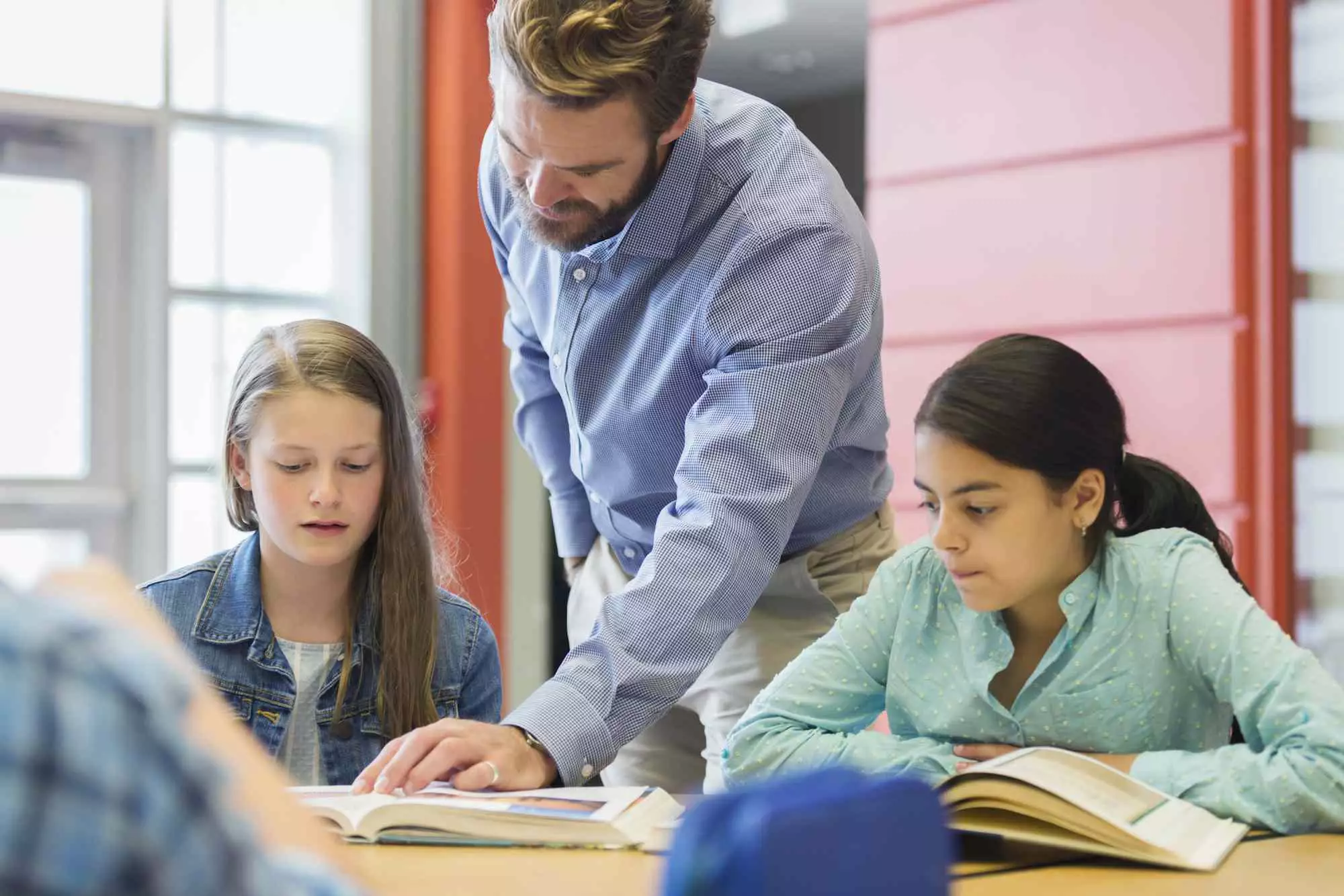 Insegnante che aiuta gli studenti