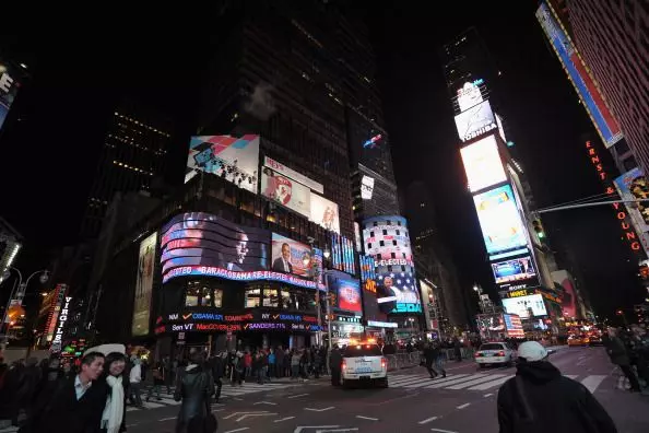 ទិដ្ឋភាពទូទៅនៃ jumbotrons នៅ Times Square