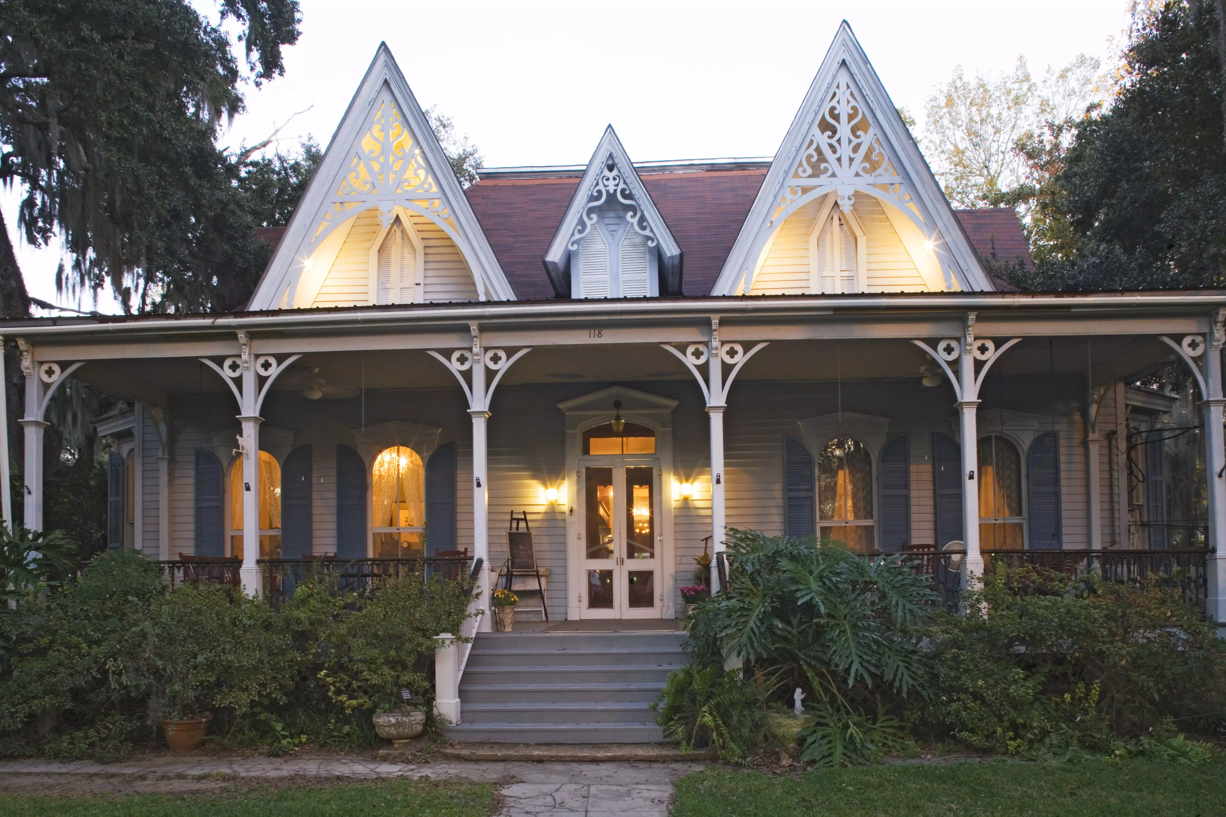 Viktorijos laikų Wolf-Schlesinger namas (apie 1880 m.), dabar St. Francisville Inn, į šiaurę nuo Baton Ružo, Luizianoje