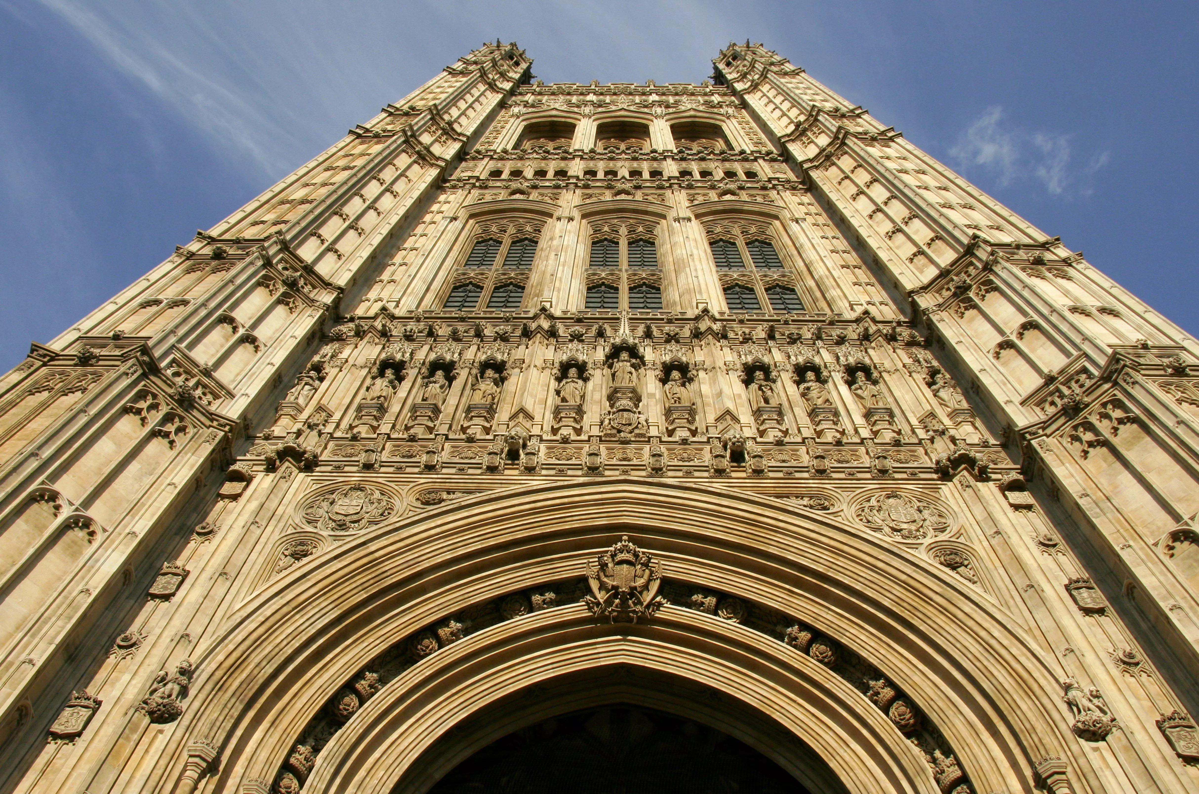 Žvelgiant į aukštąjį Viktorijos laikų gotikinį Viktorijos bokštą (1860 m.) Londone, Parlamento rūmus