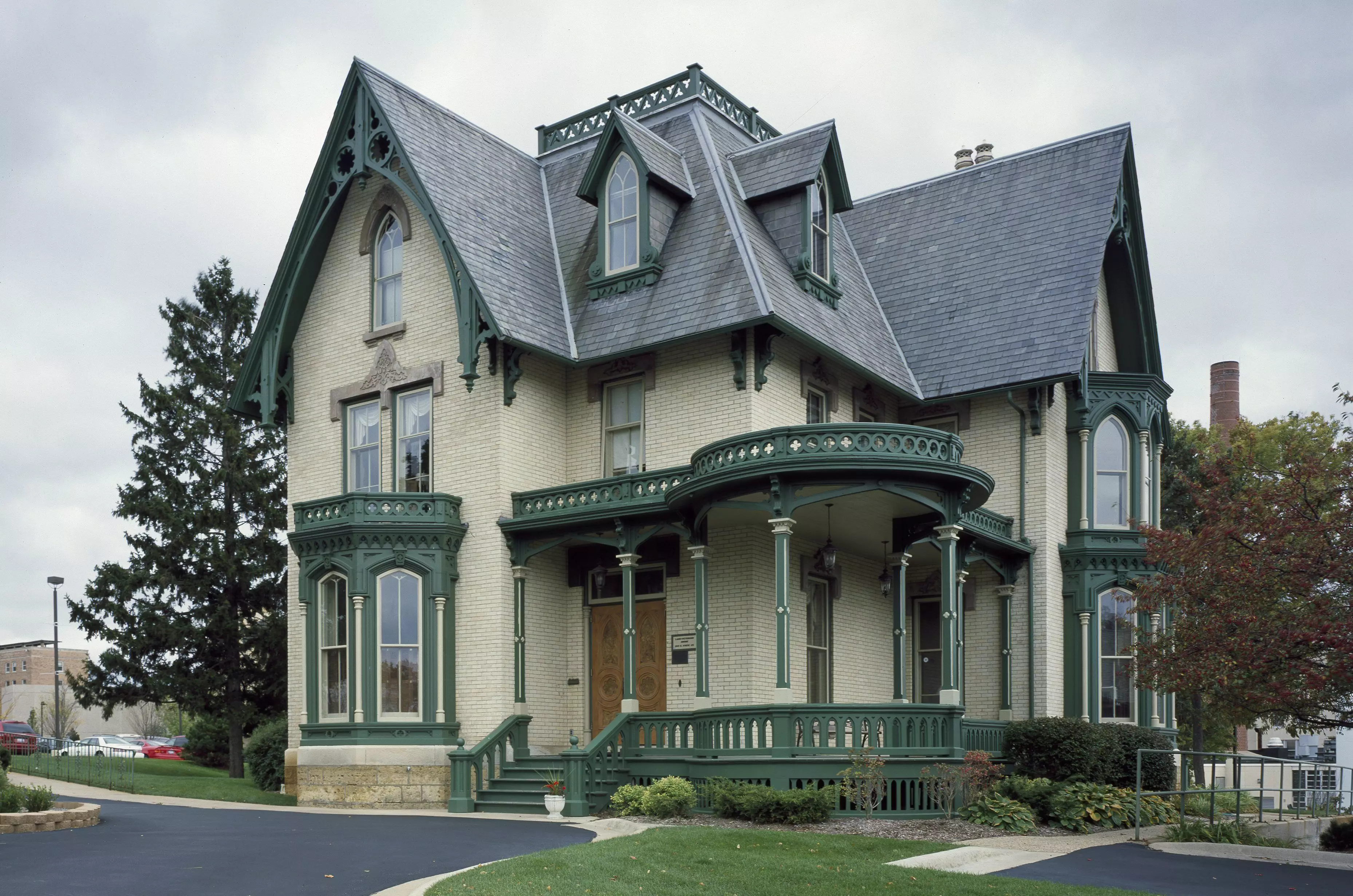 레이크 피터슨 하우스, 1873, 일리노이 주 록포드에 있는 노란색 벽돌 고딕 양식의 부흥 주택