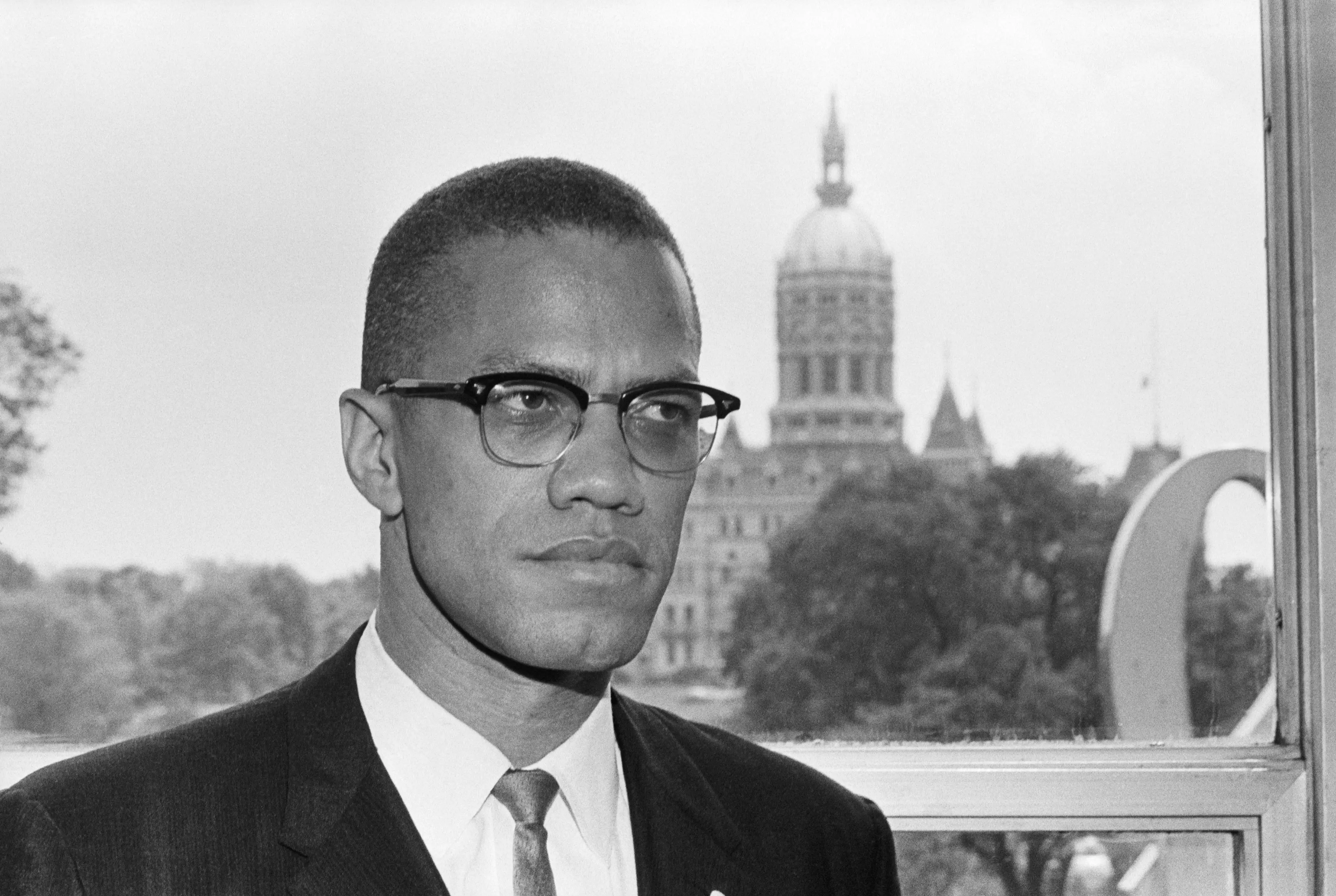 Malcolm X o Flaen Adeilad Capitol Connecticut