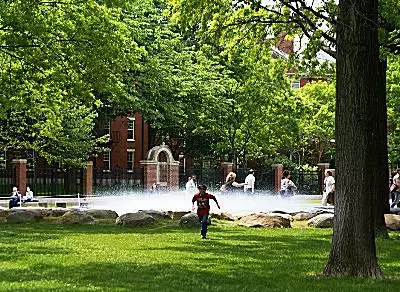 Fountain nyob rau pem hauv ntej ntawm Harvard University's Science Center
