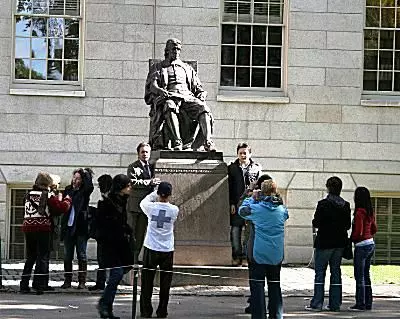 Harvard University - Statue af John Harvard