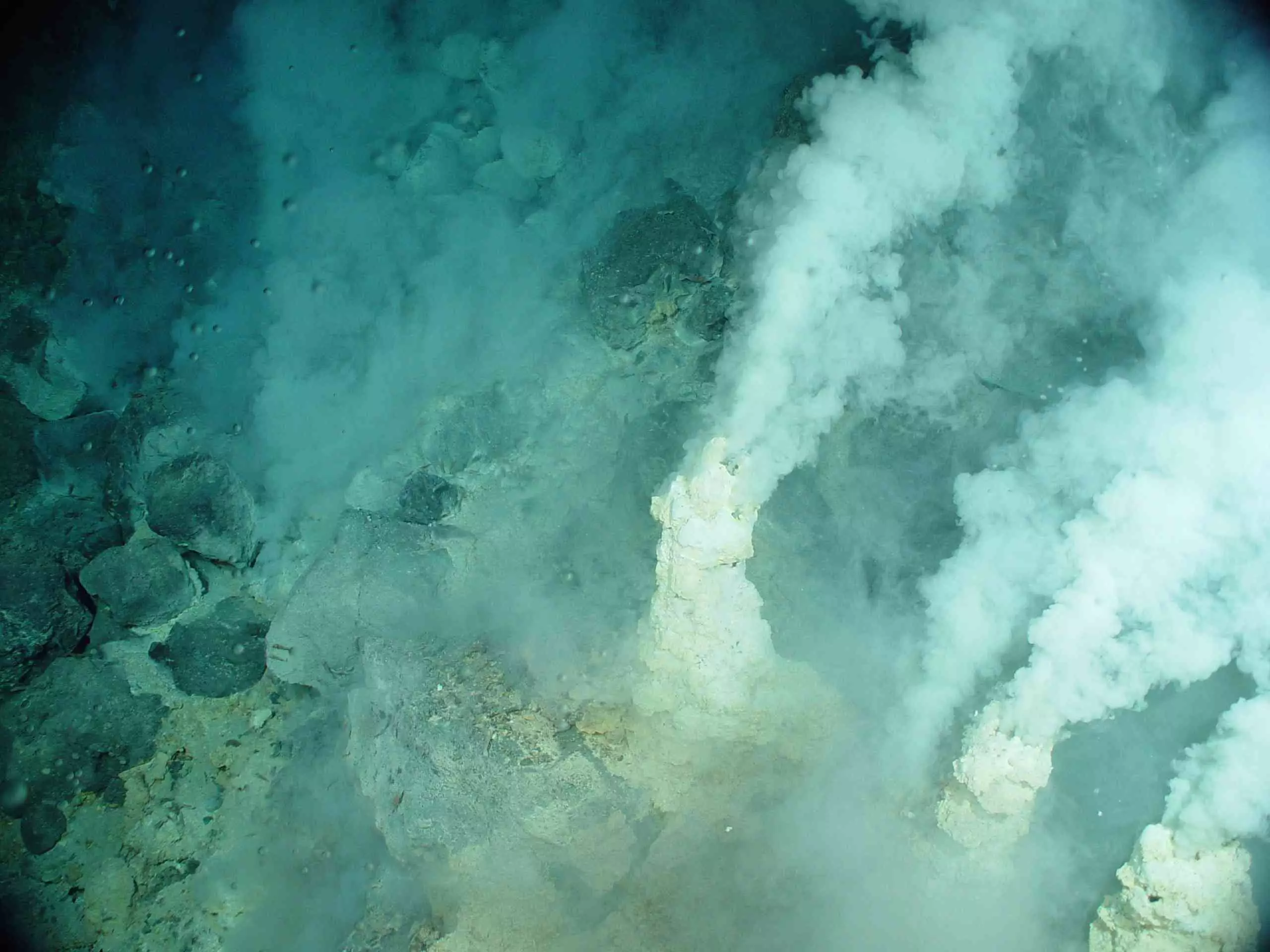 Hydrothermal vents karkashin ruwa.