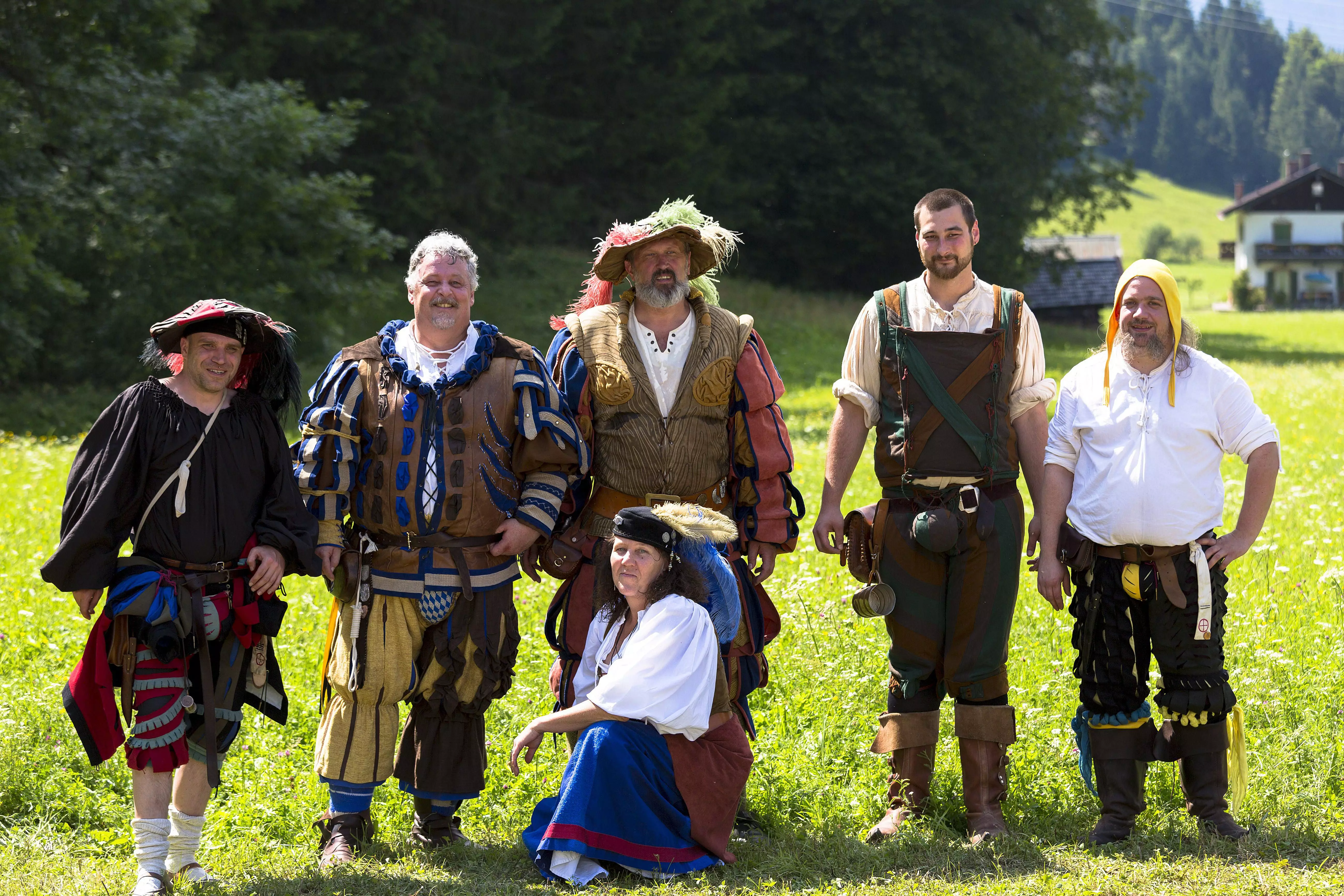 šesť ľudí v kostýmoch na nemeckom festivale