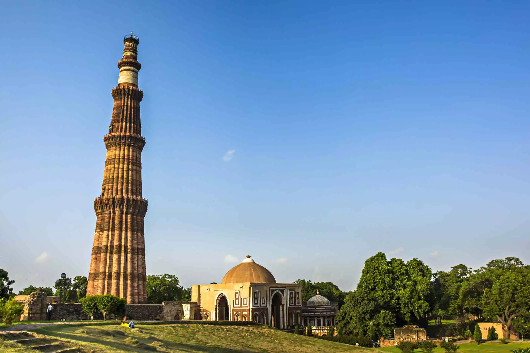 Qutub Minar proti modrej oblohe v Dillí