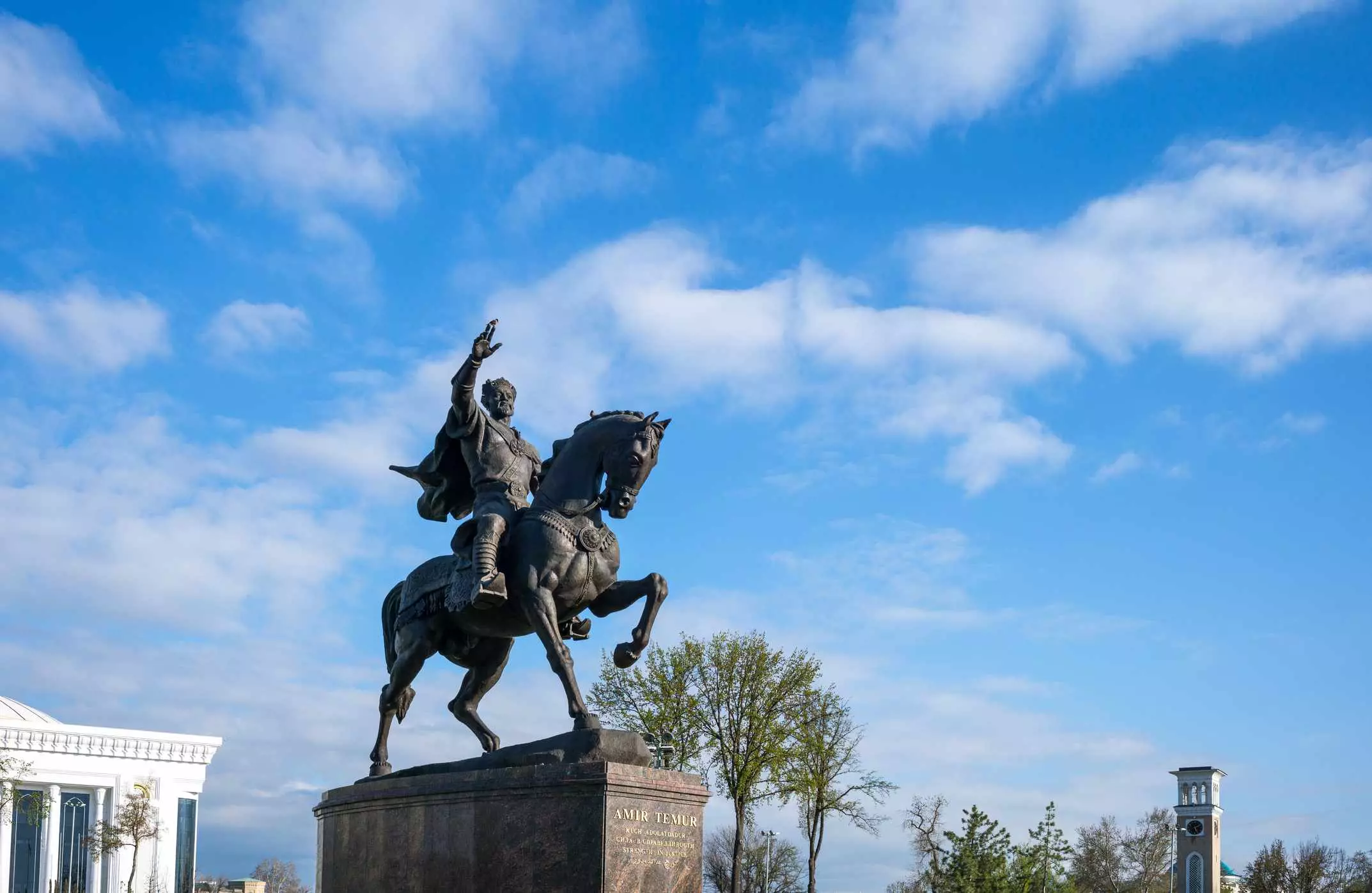 patung equestrian saka Tamerlane marang langit biru lan mega