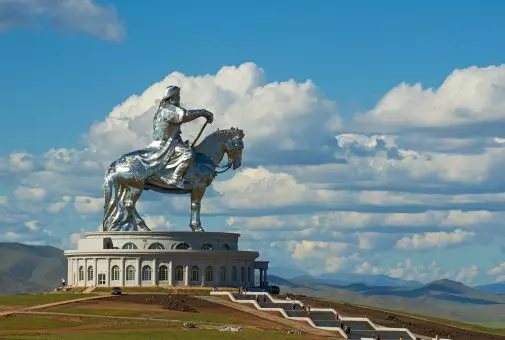 patung Genghis Khan gedhe ing ndhuwur bangunan