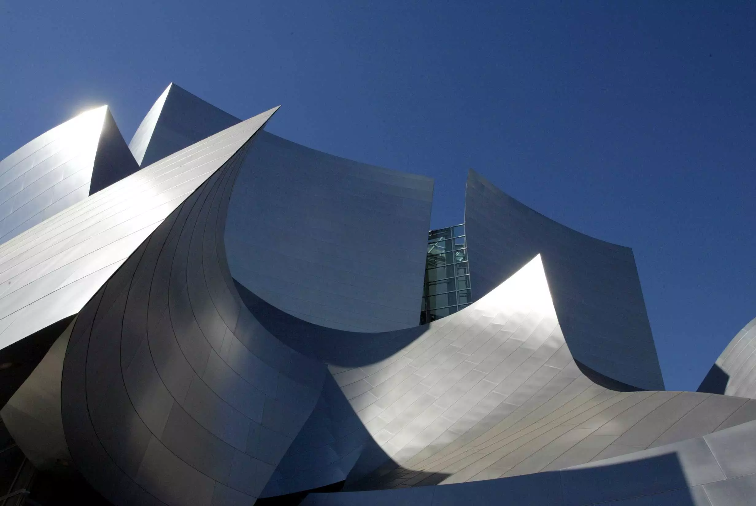 Ang Brushed Stainless Steel Covering ng Walt Disney Concert Hall sa Los Angeles, California