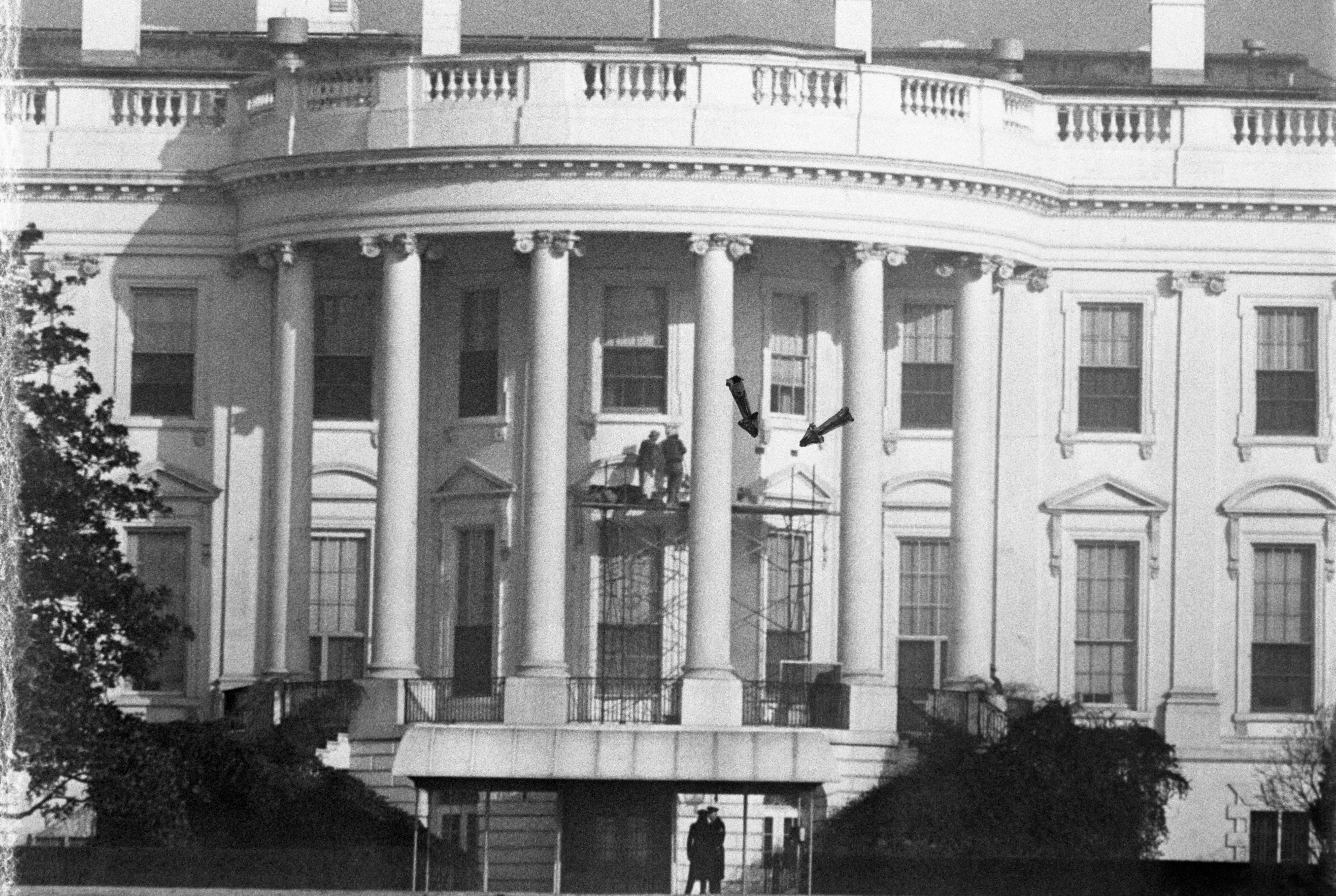 historisches Schwarz-Weiß-Foto von Löchern, die in die Seite des Weißen Hauses gebohrt wurden, bevor der zweite Balkon am südlichen Portikus hinzugefügt wurde