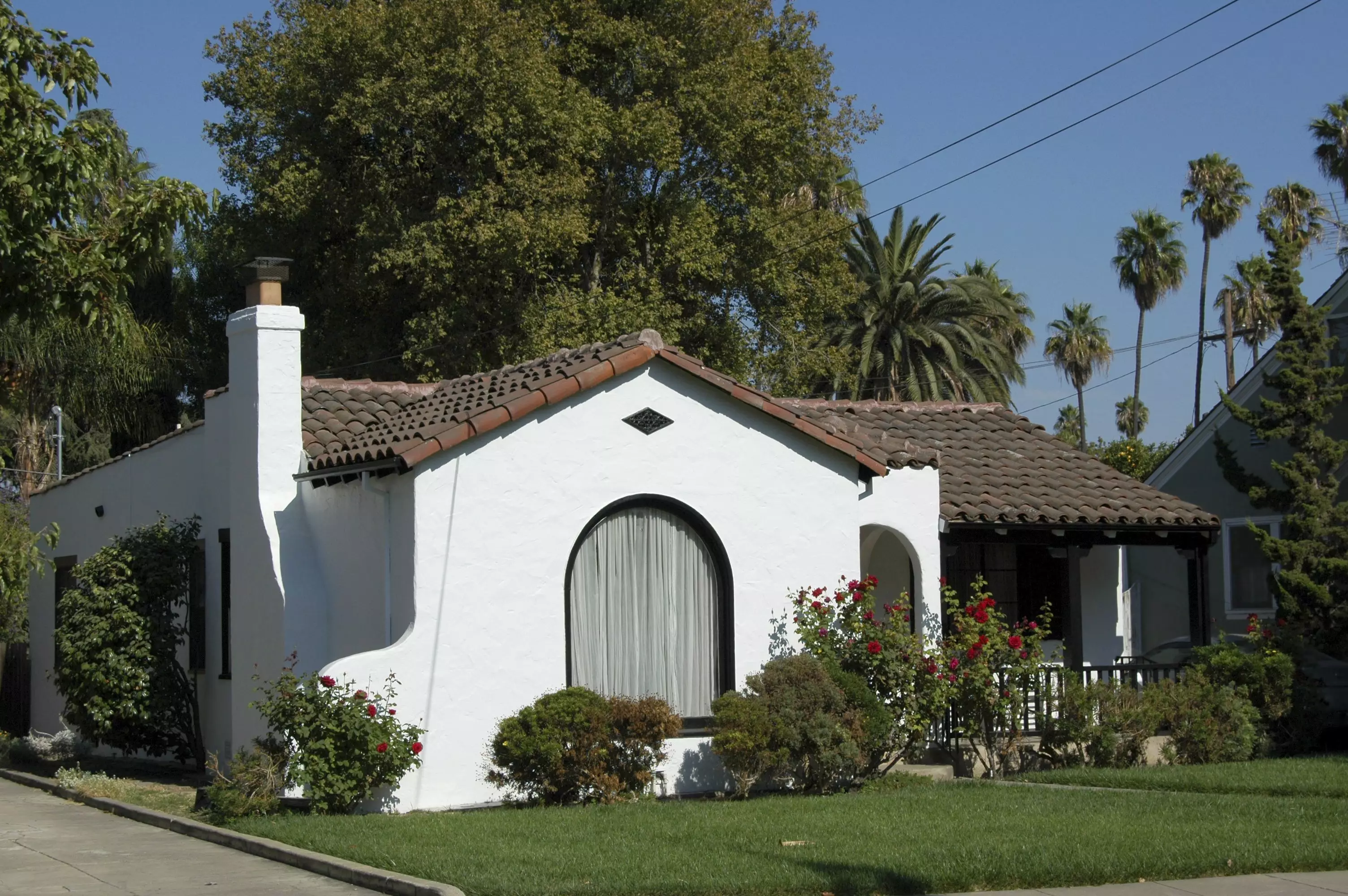 Spanyol gyarmati újjáéledő bungaló, 1932, Palm Haven történelmi negyed, San Jose, California