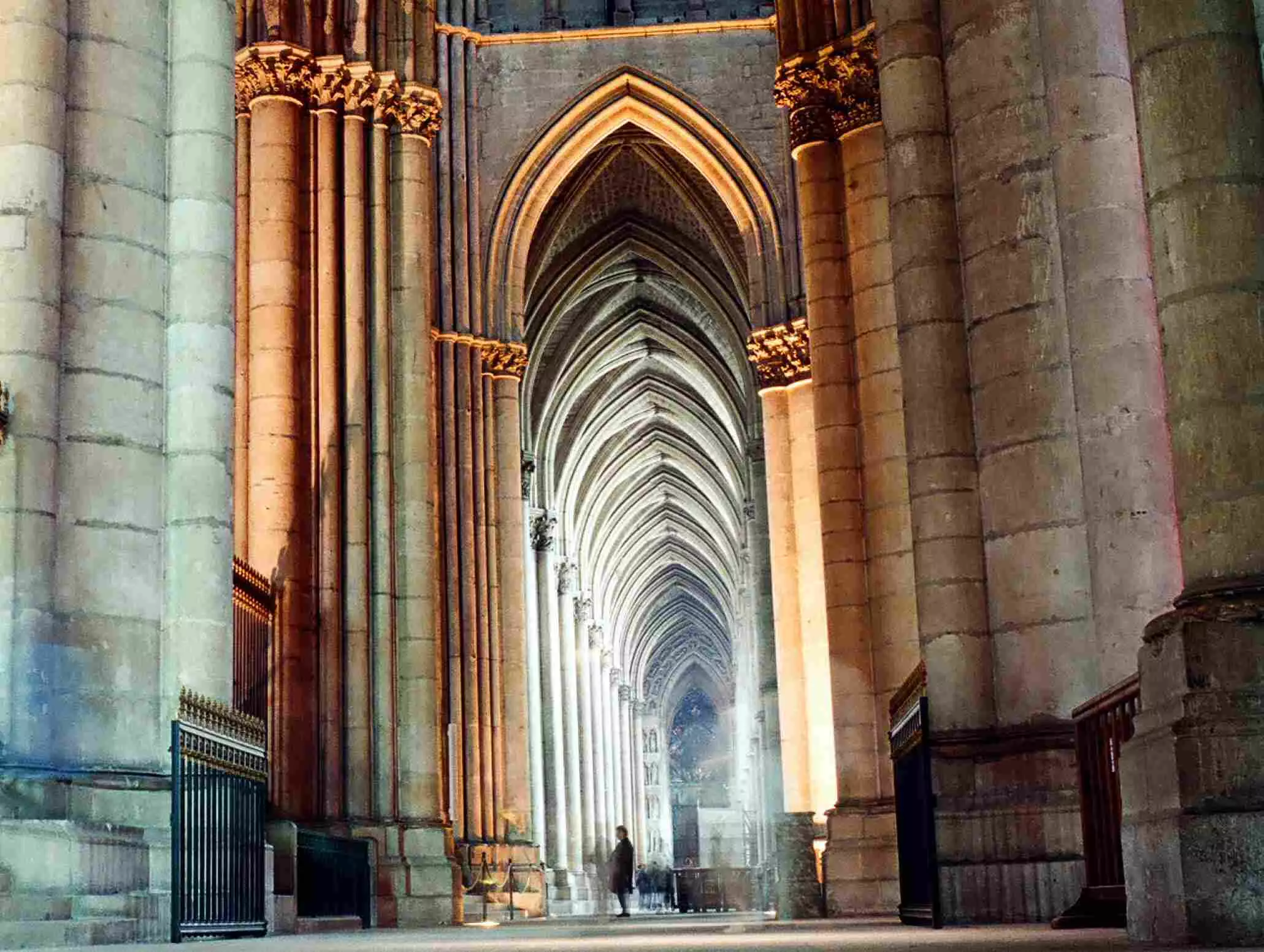 mengacu gerbang di Katedral Reims