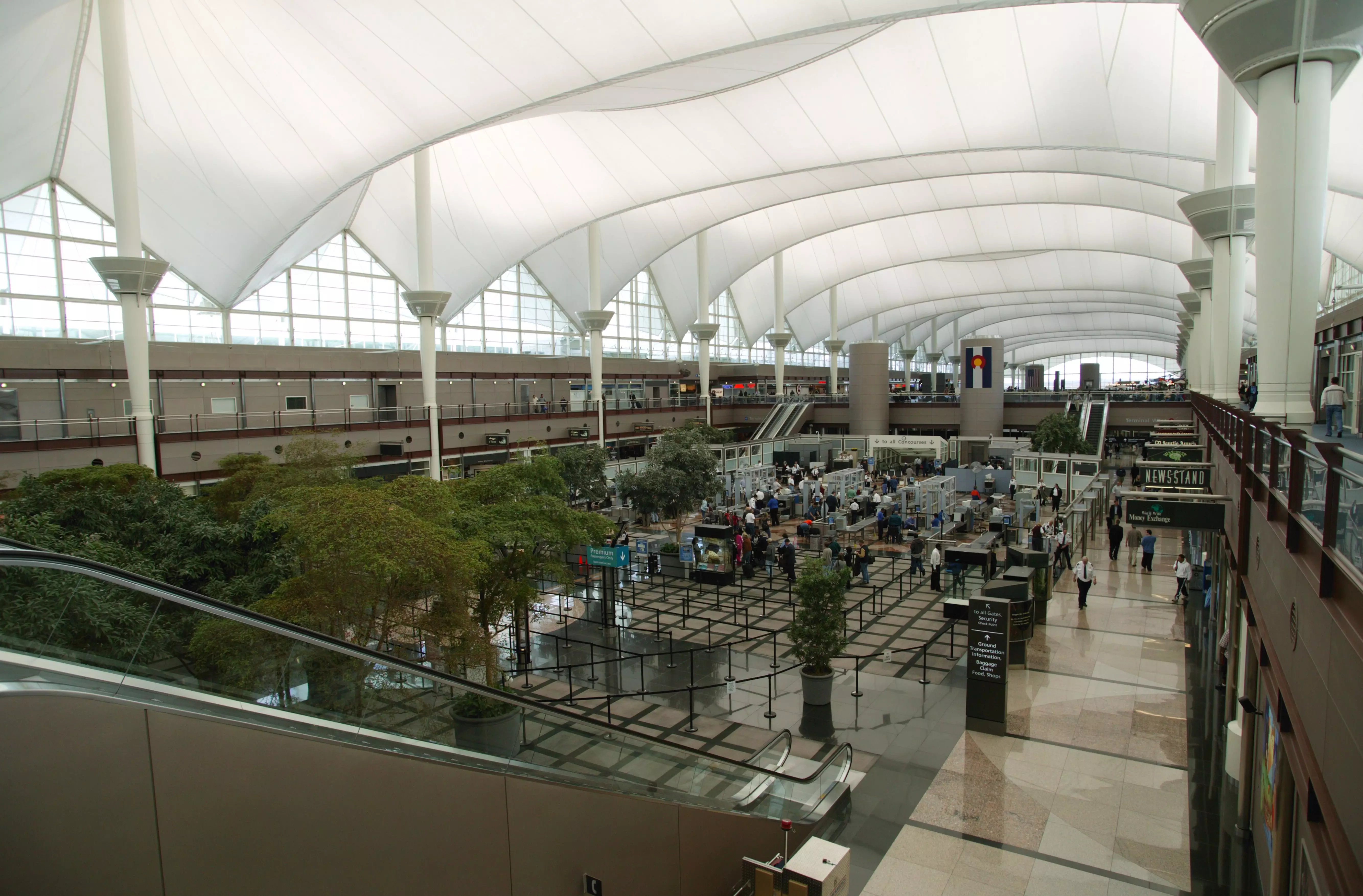 Interior Bandara Internasional Denver, 1995 di Denver, Colorado