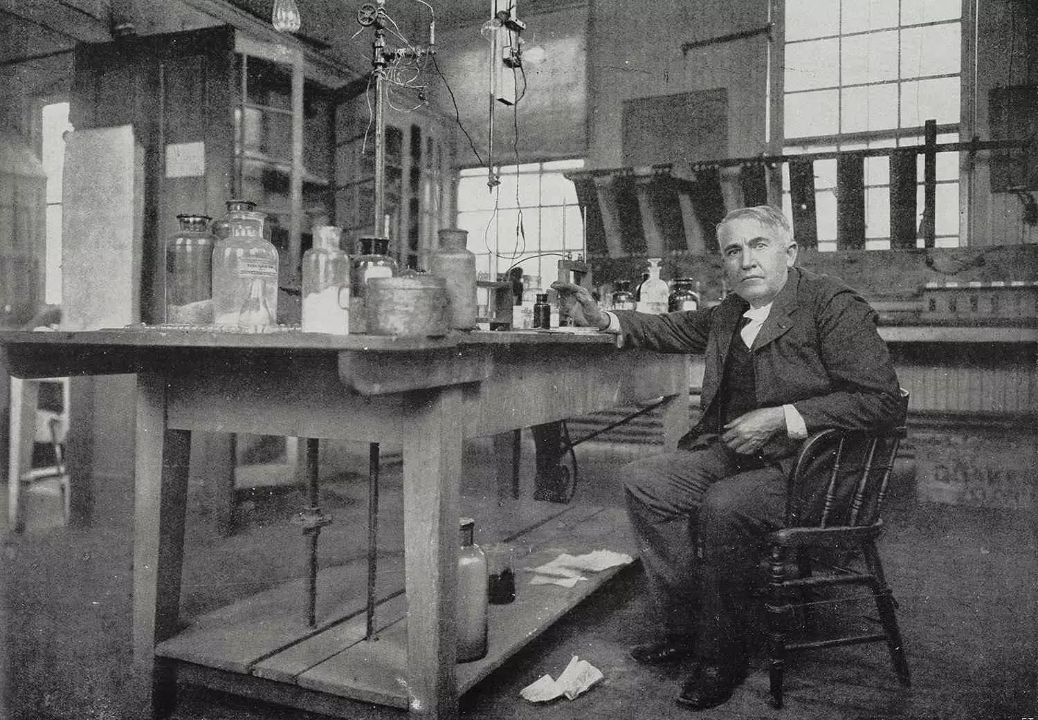 Mvumbuzi Thomas Edison (1847-1931) katika maabara yake