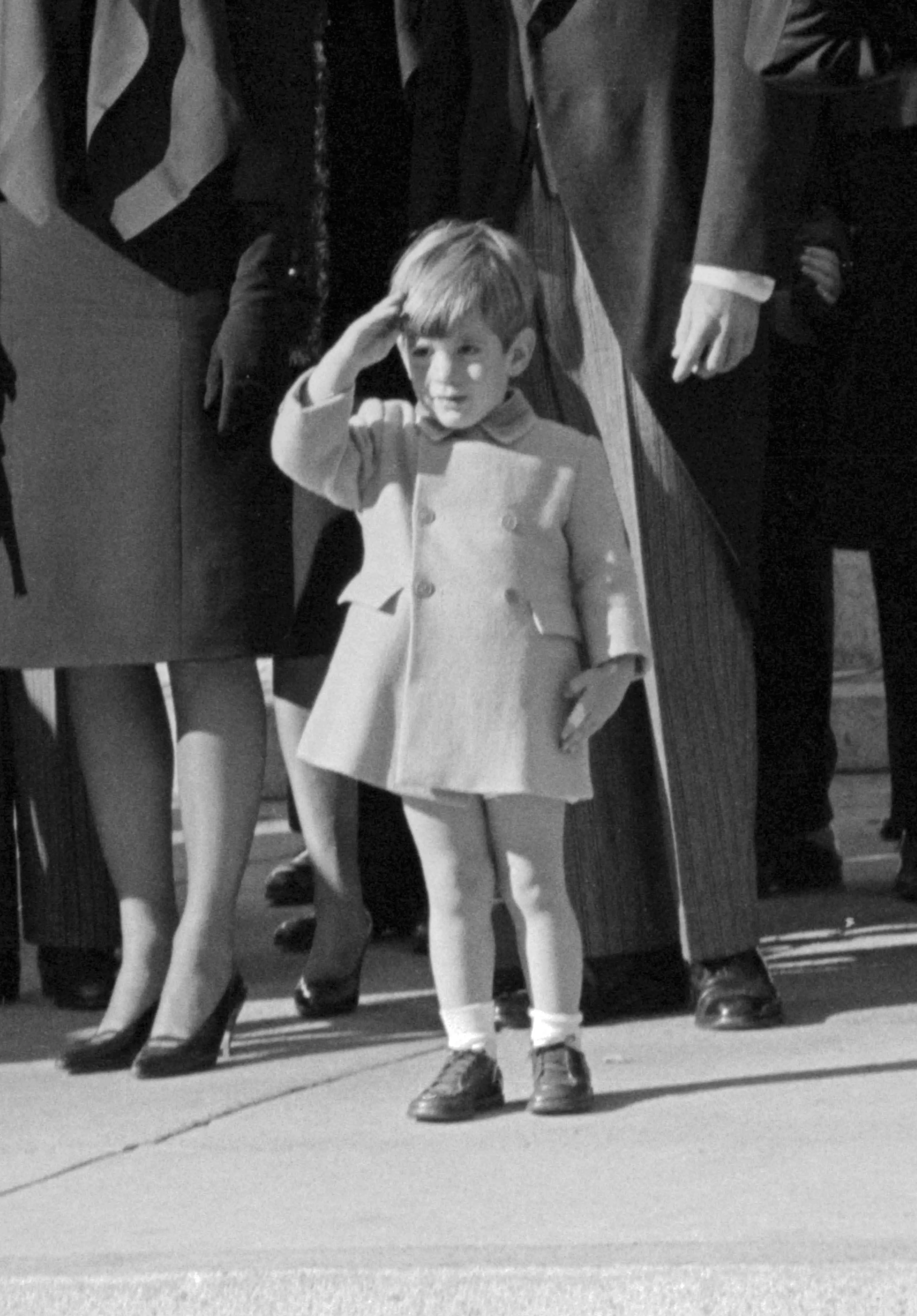 John F. Kennedy Jr. salutând sicriul tatălui său