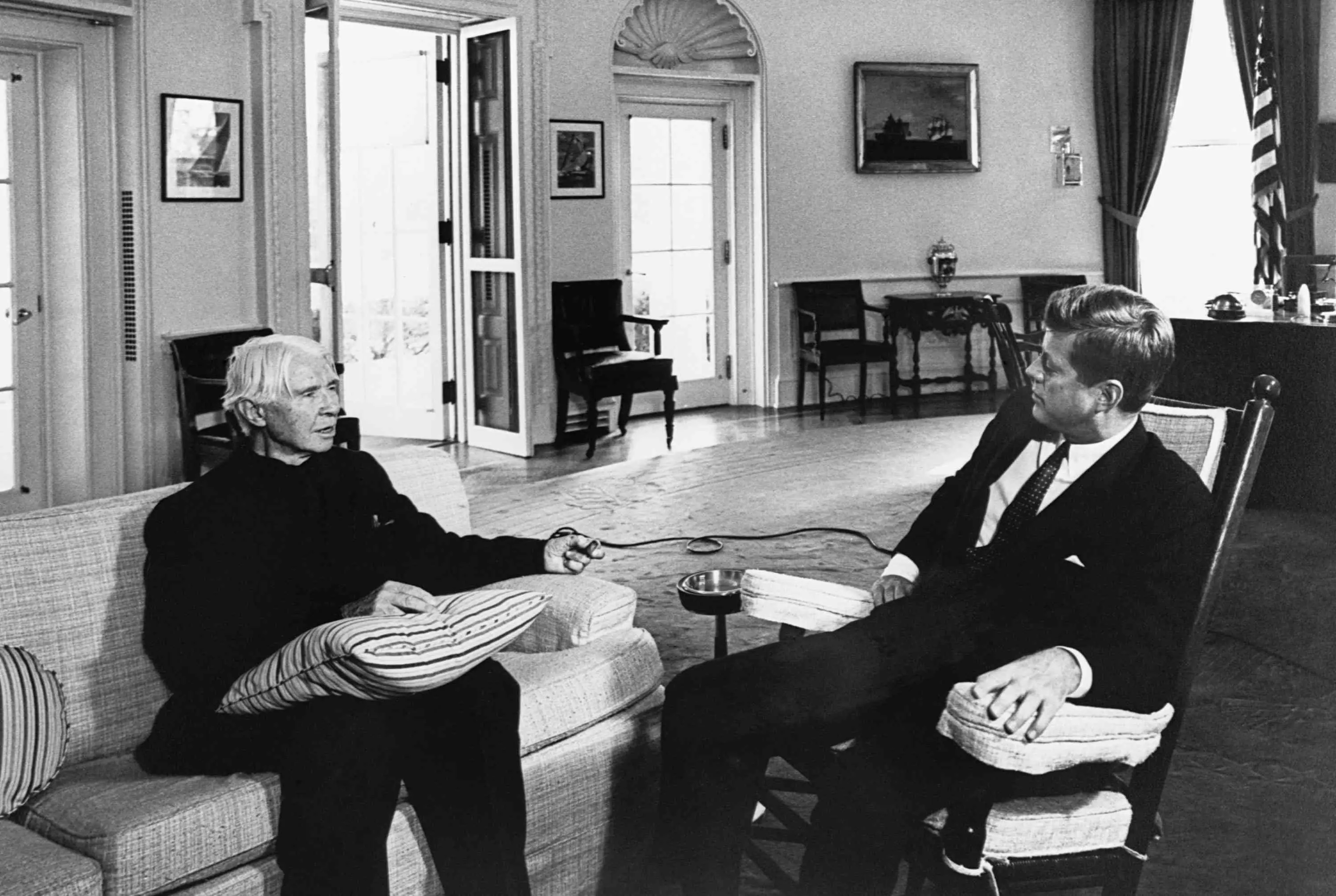 снимка на Карл Сандбърг и президента Кенеди в Овалния кабинет