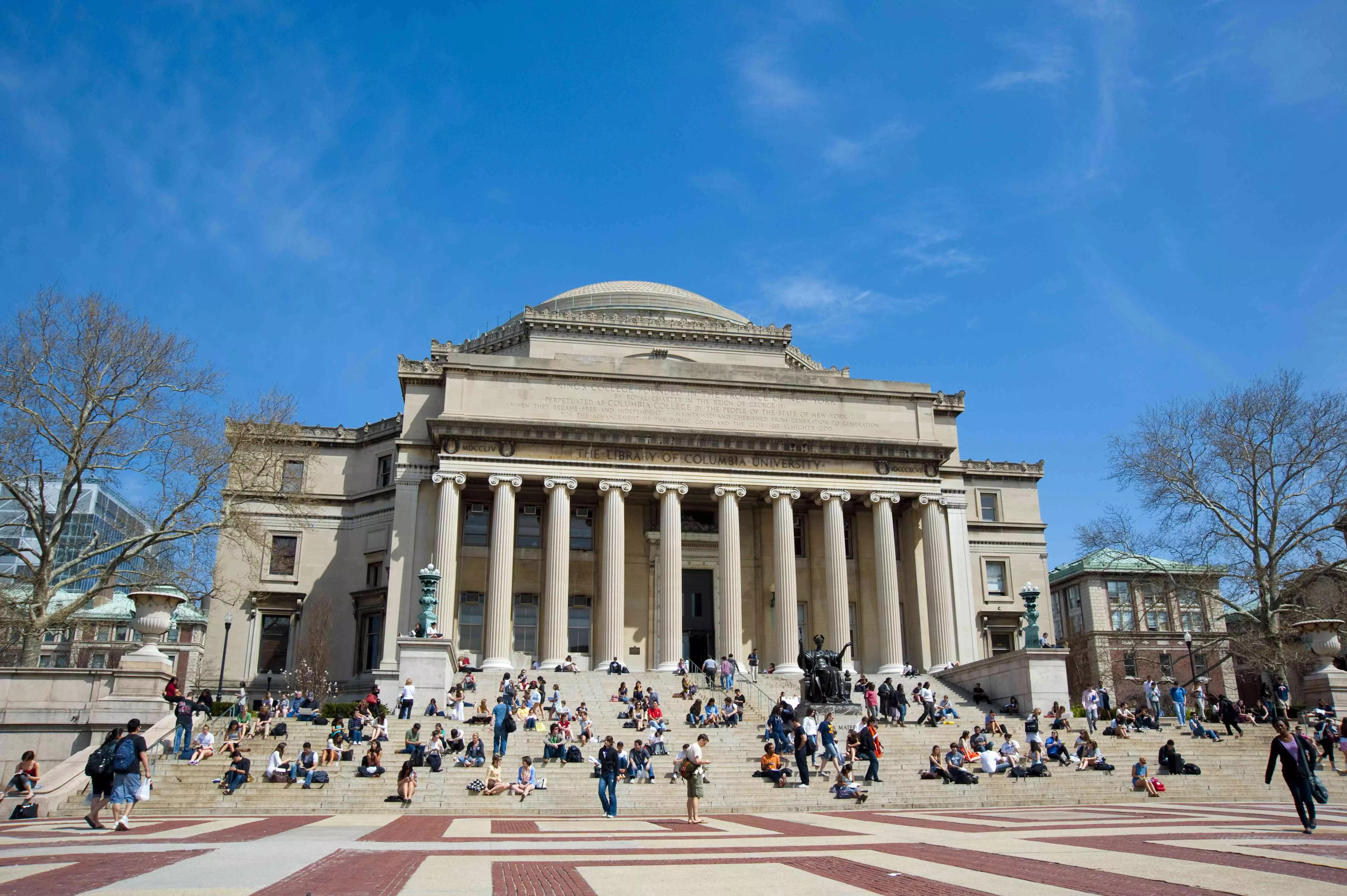 دانشجویان در مقابل کتابخانه دانشگاه کلمبیا، منهتن، نیویورک، ایالات متحده آمریکا