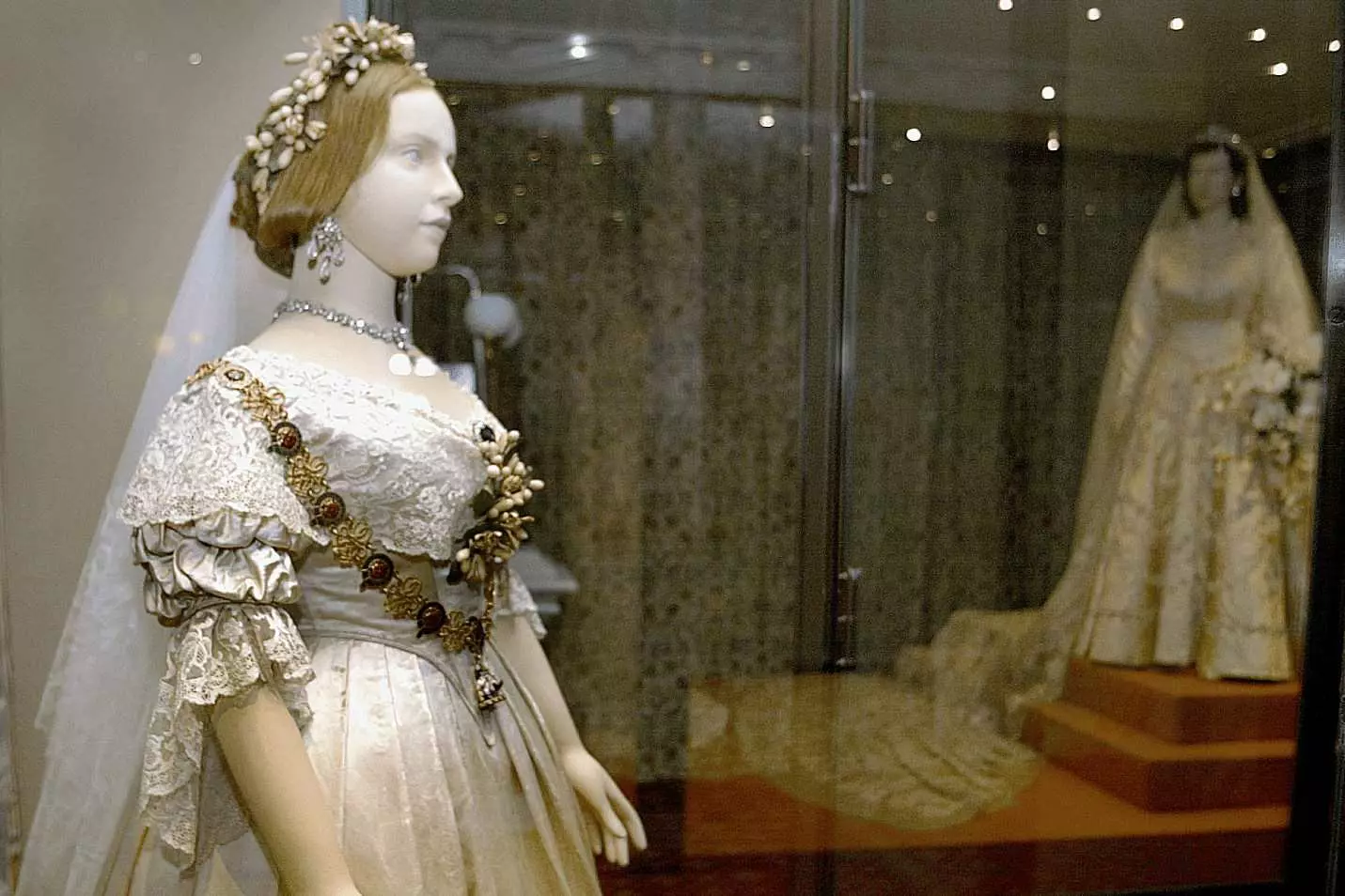 Dronning Victoria og Dronning Elizabeth II brudekjoler