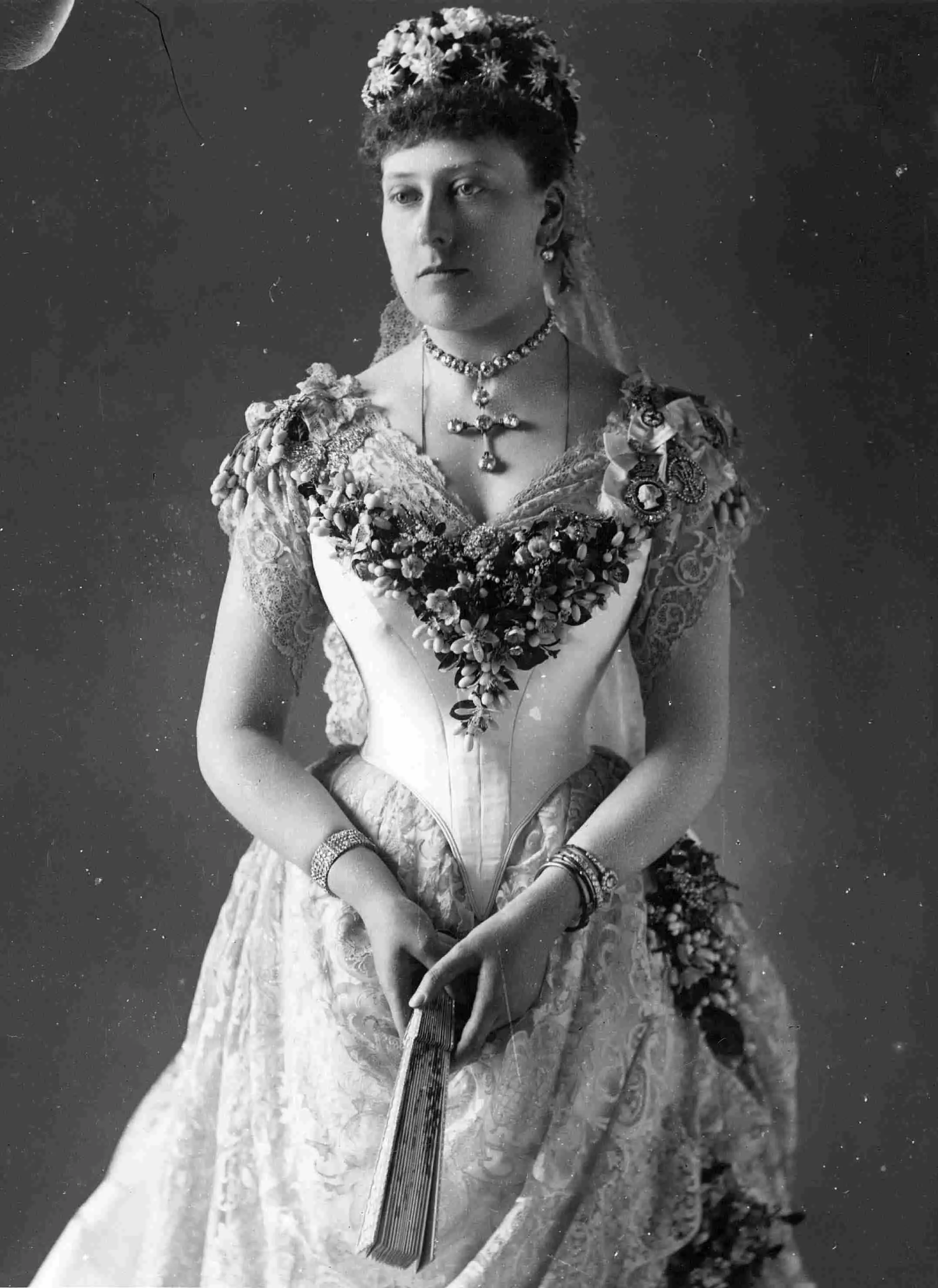 Prinsessa Beatrice, kuningatar Victorian nuorin tytär hääpuvussaan, 1885.