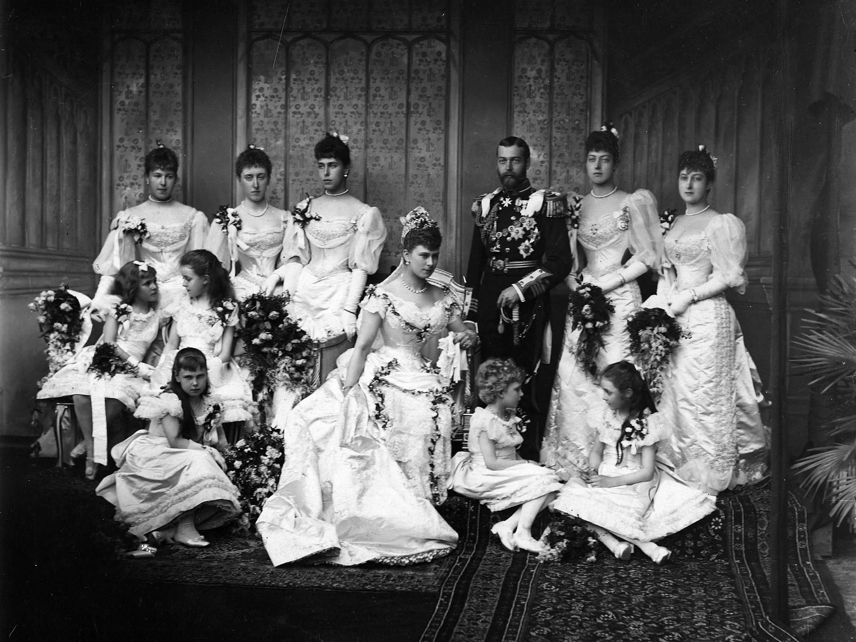 Kuningas George V:n ja Teckin prinsessa Maryn häät Buckinghamin palatsissa.