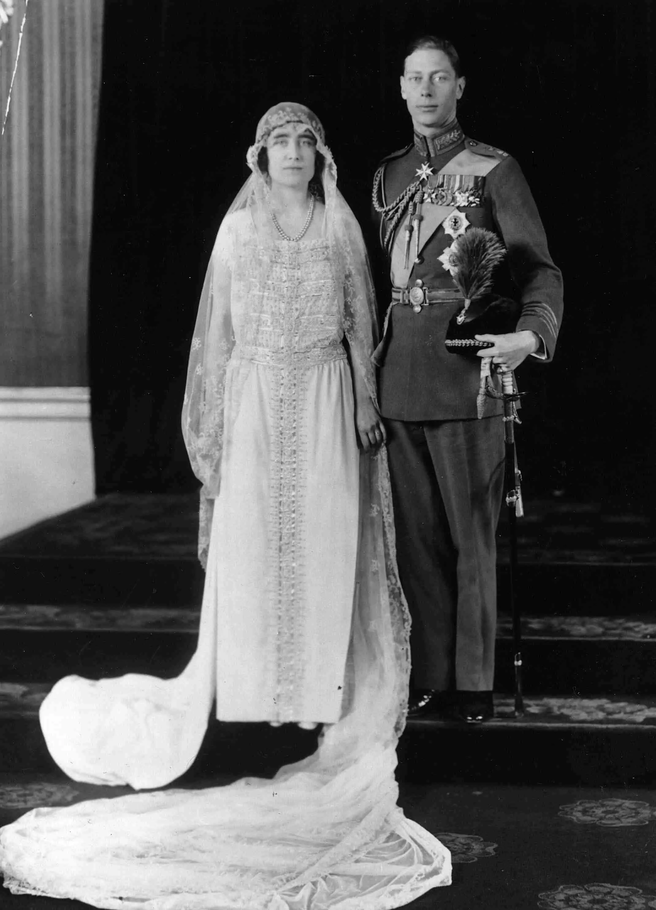 George VI hääpäivänä Lady Elizabeth Bowes Lyonin kanssa.