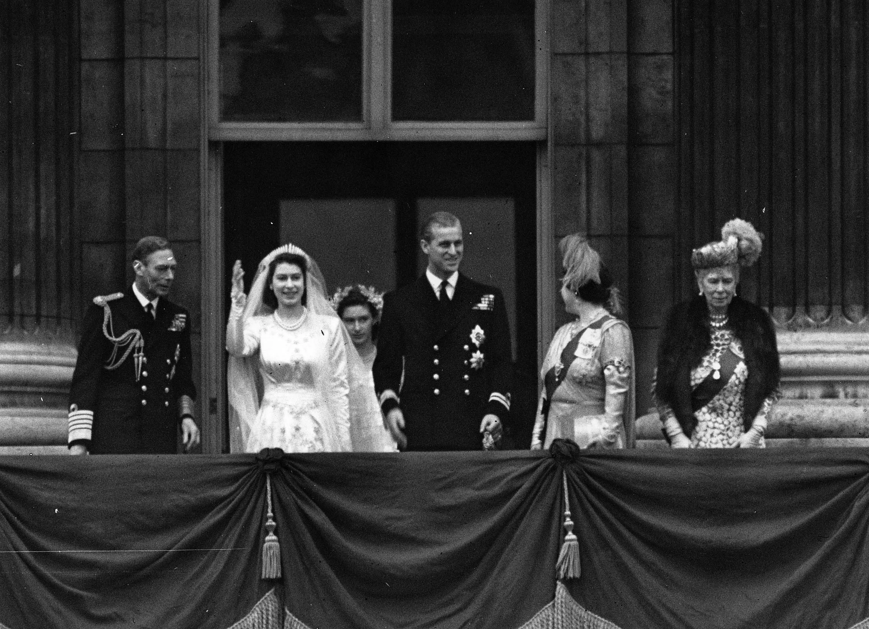Prinsessa Elizabeth ja Philip, Edinburghin herttua, Buckinghamin palatsin parvekkeella.
