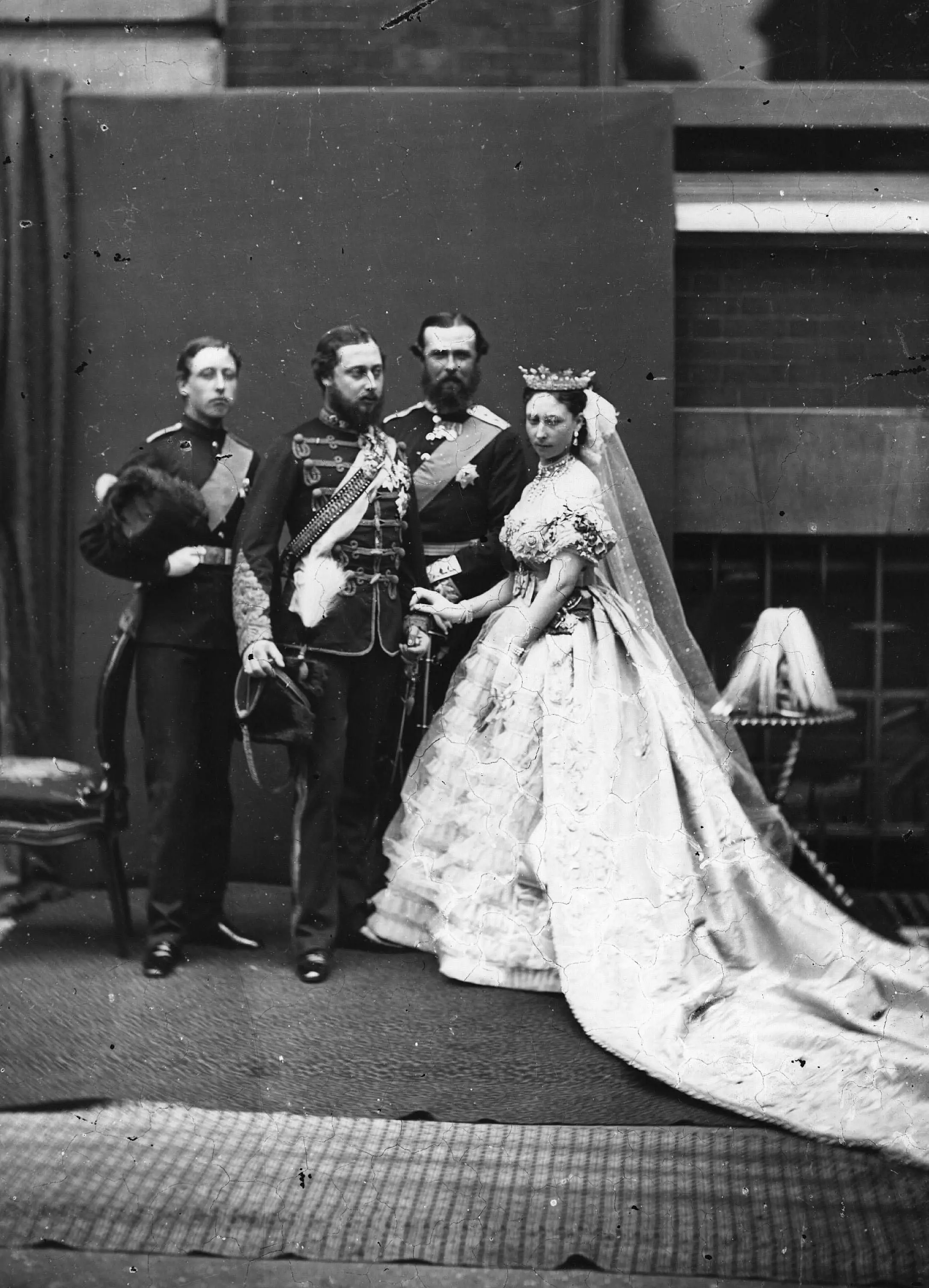 Modtagelse efter brylluppet af dronning Victorias datter, Alice, med prins Louis af Hessen Darmstadt.