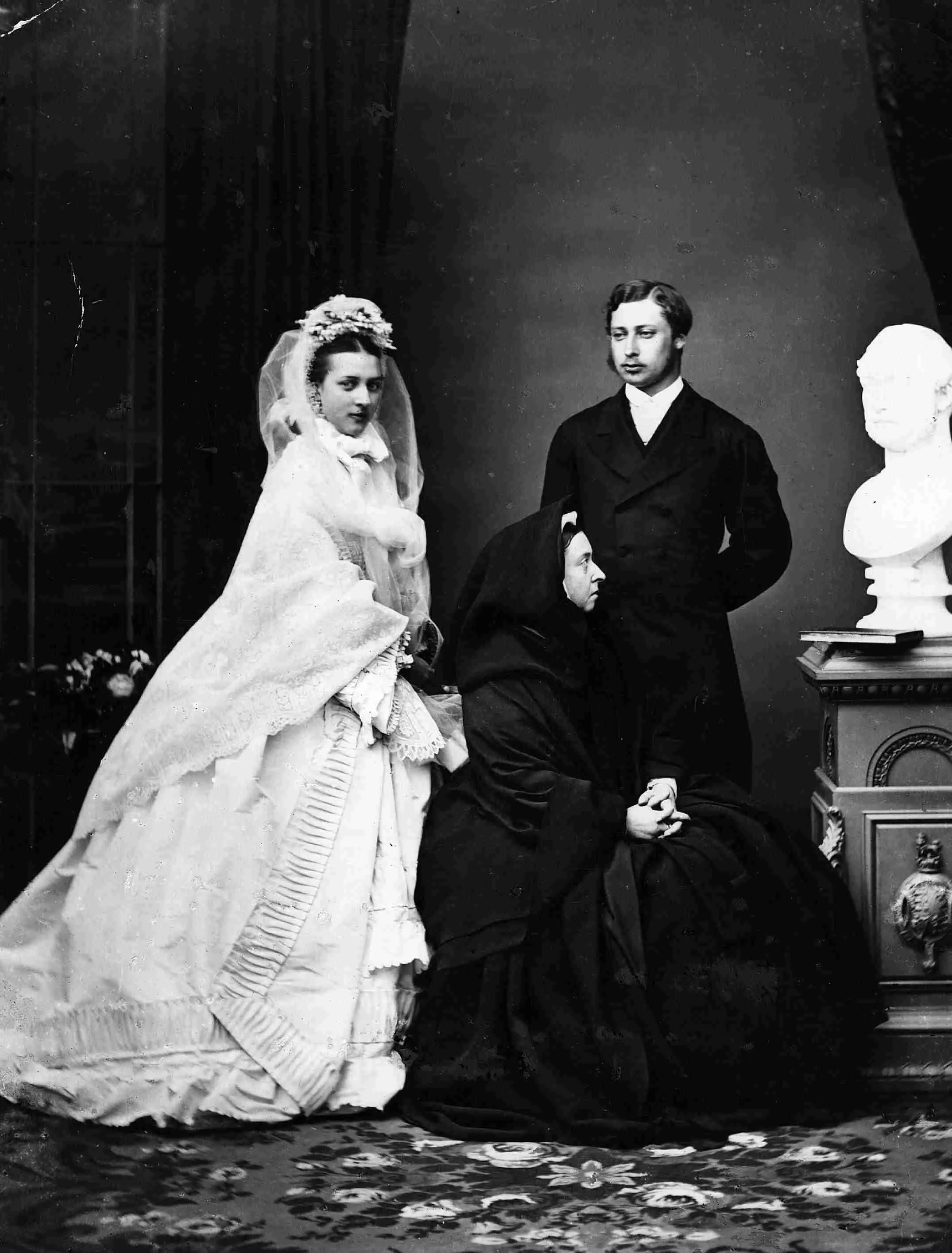 Tanskan prinssi Edward ja prinsessa Alexandra poseeraavat kuningatar Victorian kanssa häiden jälkeen.