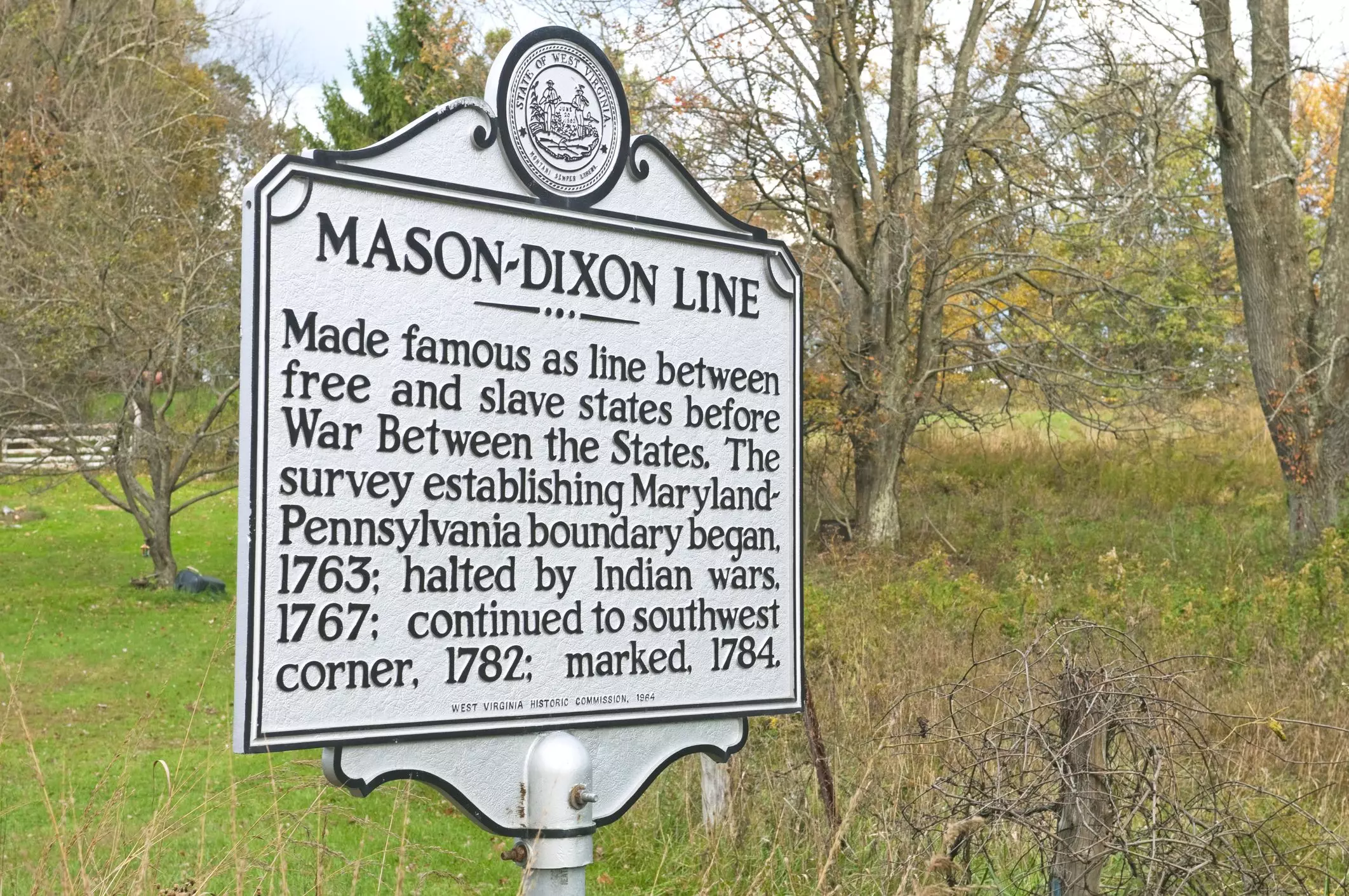 Rètol que marca la històrica línia Mason–Dixon