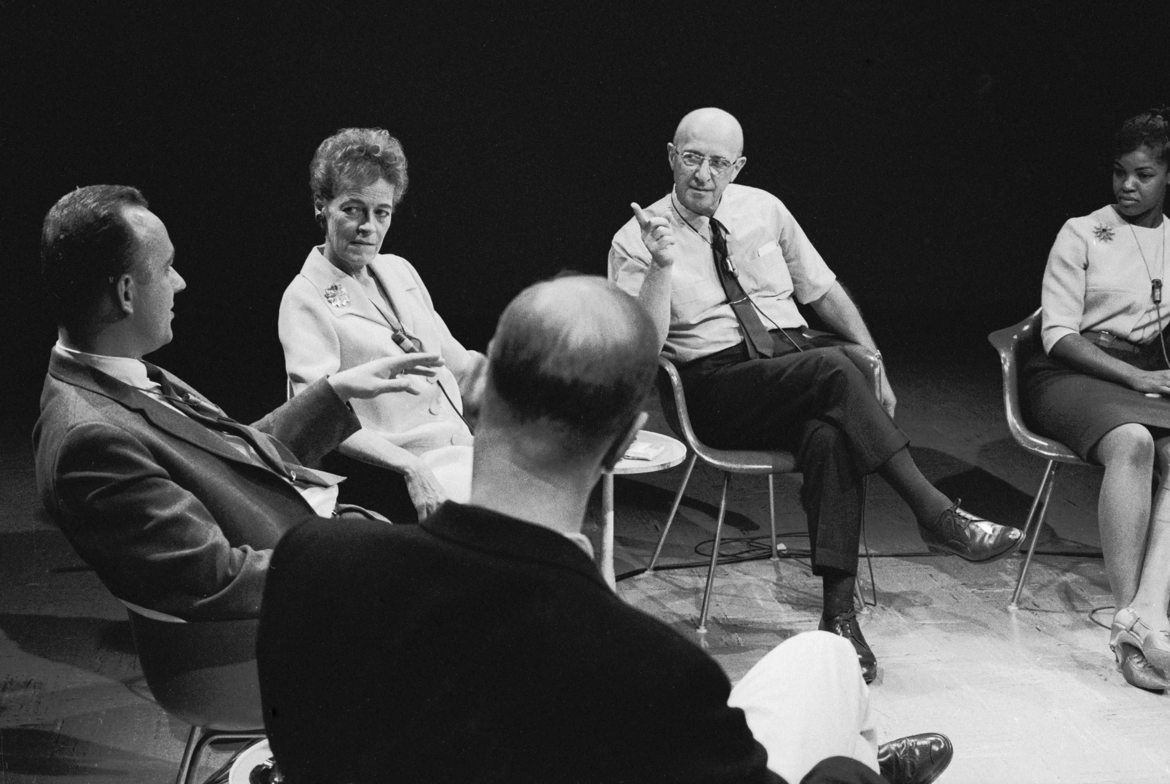 Der Psychiater Carl Rogers (2R) leitet eine Diskussionsrunde