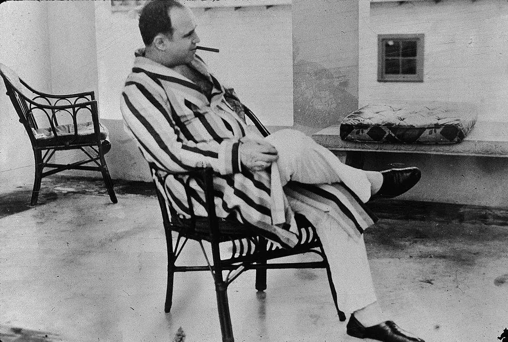 ඇමරිකානු මැර කල්ලියක් වන Al Capone ('Scarface') (1899 - 1947) ඔහුගේ නිවාඩු නිවහන වන Miami, Florida, 1930 හි විවේක ගනී.