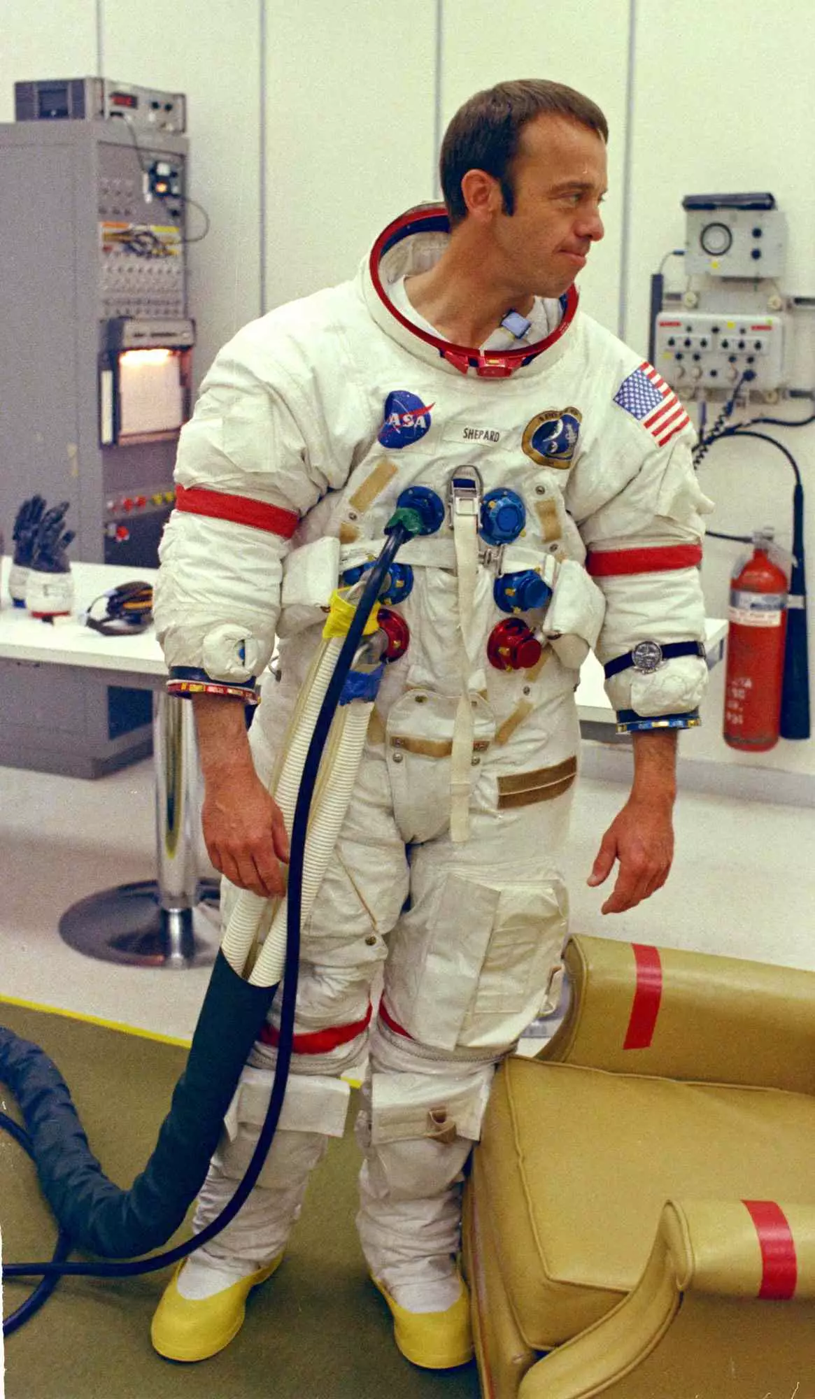Alan Shepard astronauta jantzi-eragiketak egiten ari dira Apollo 14an