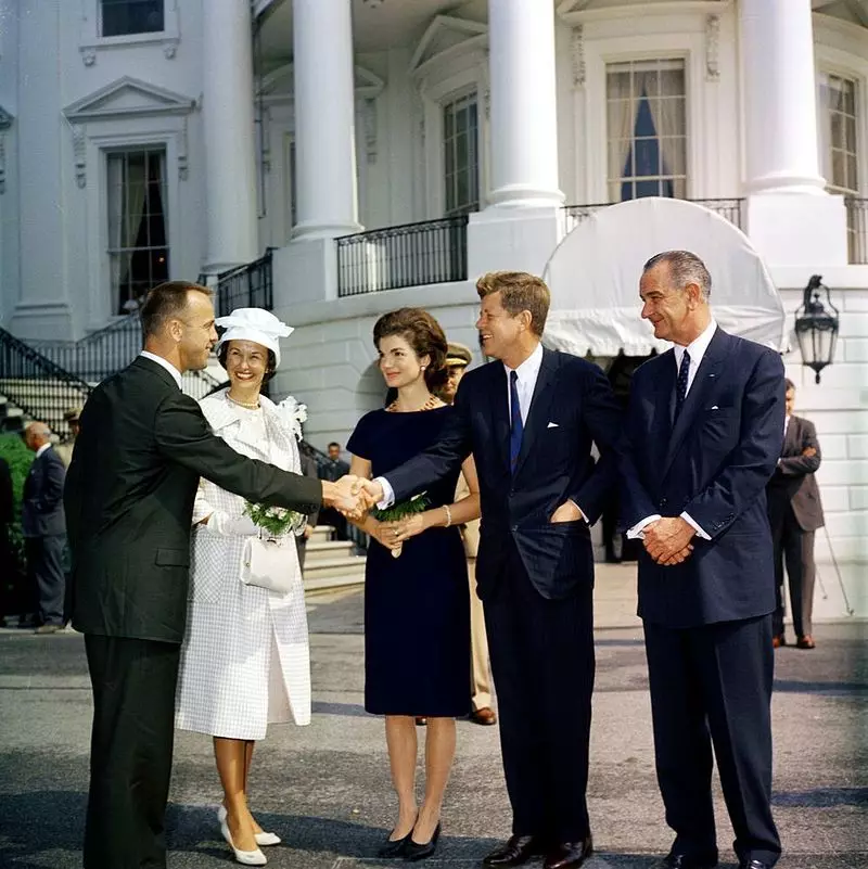 Astronaut Alan Shepard, mkazi wake Louise, akukumana ndi Purezidenti John F. Kennedy, Jacqueline Kennedy ndi vice-purezidenti Lyndon Johnson pambuyo pa ndege ya Freedom 7.