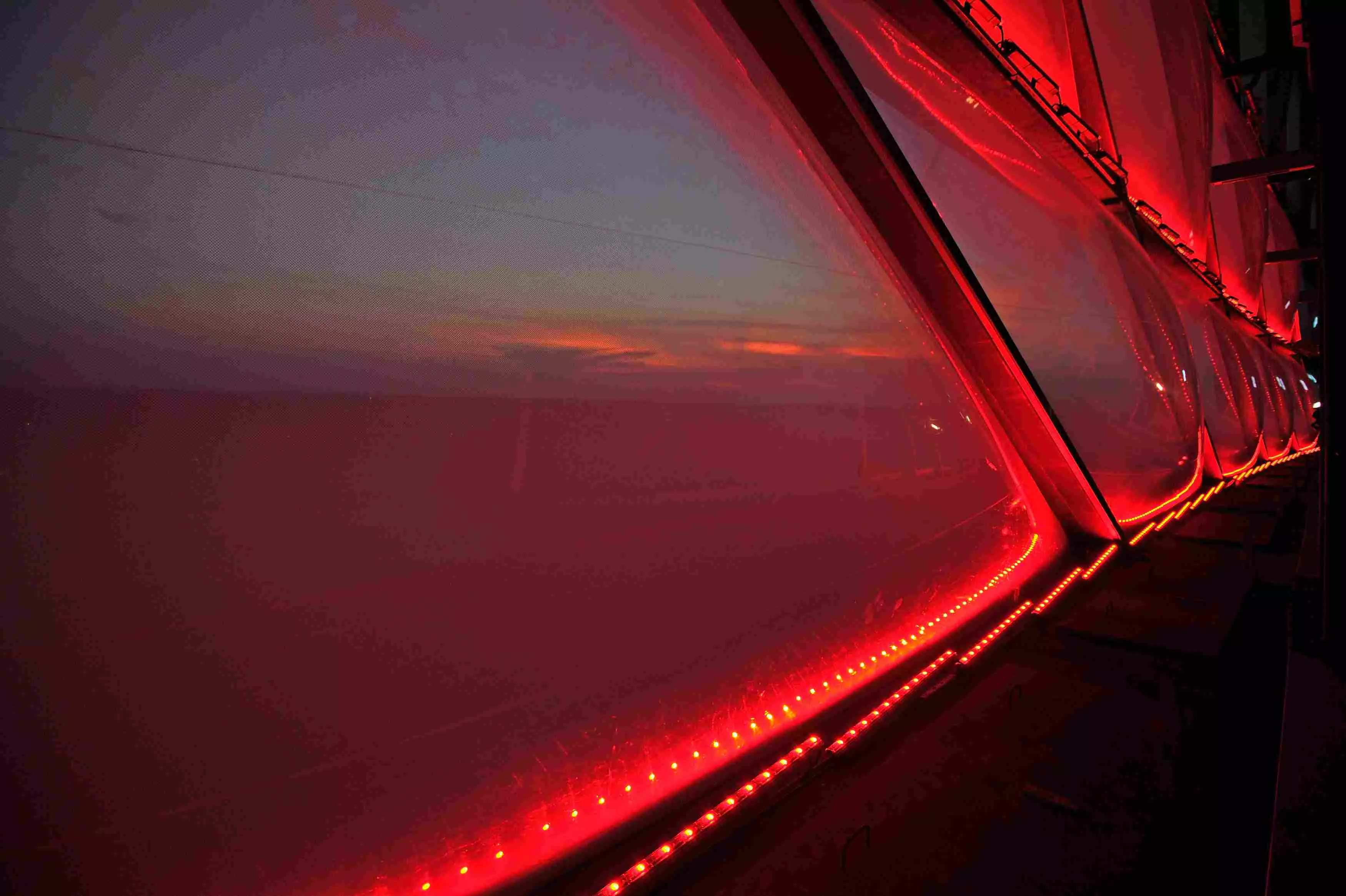 Lähikuva ETFE-muovipaneeleja ympäröivistä pienistä punaisista valoista