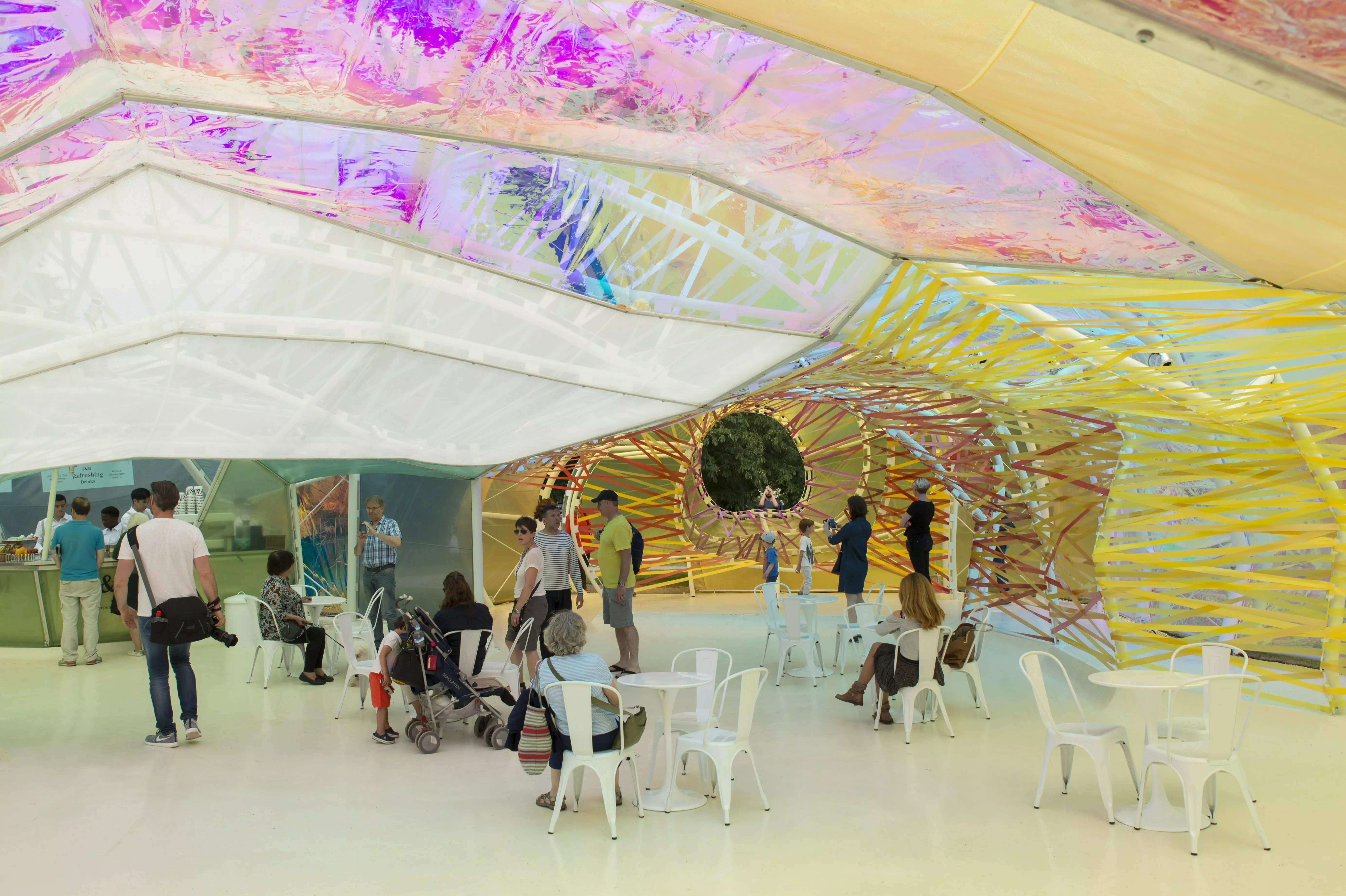 Plastik ETFE berwarna-warni membentuk dinding dan siling sebuah kafe kecil