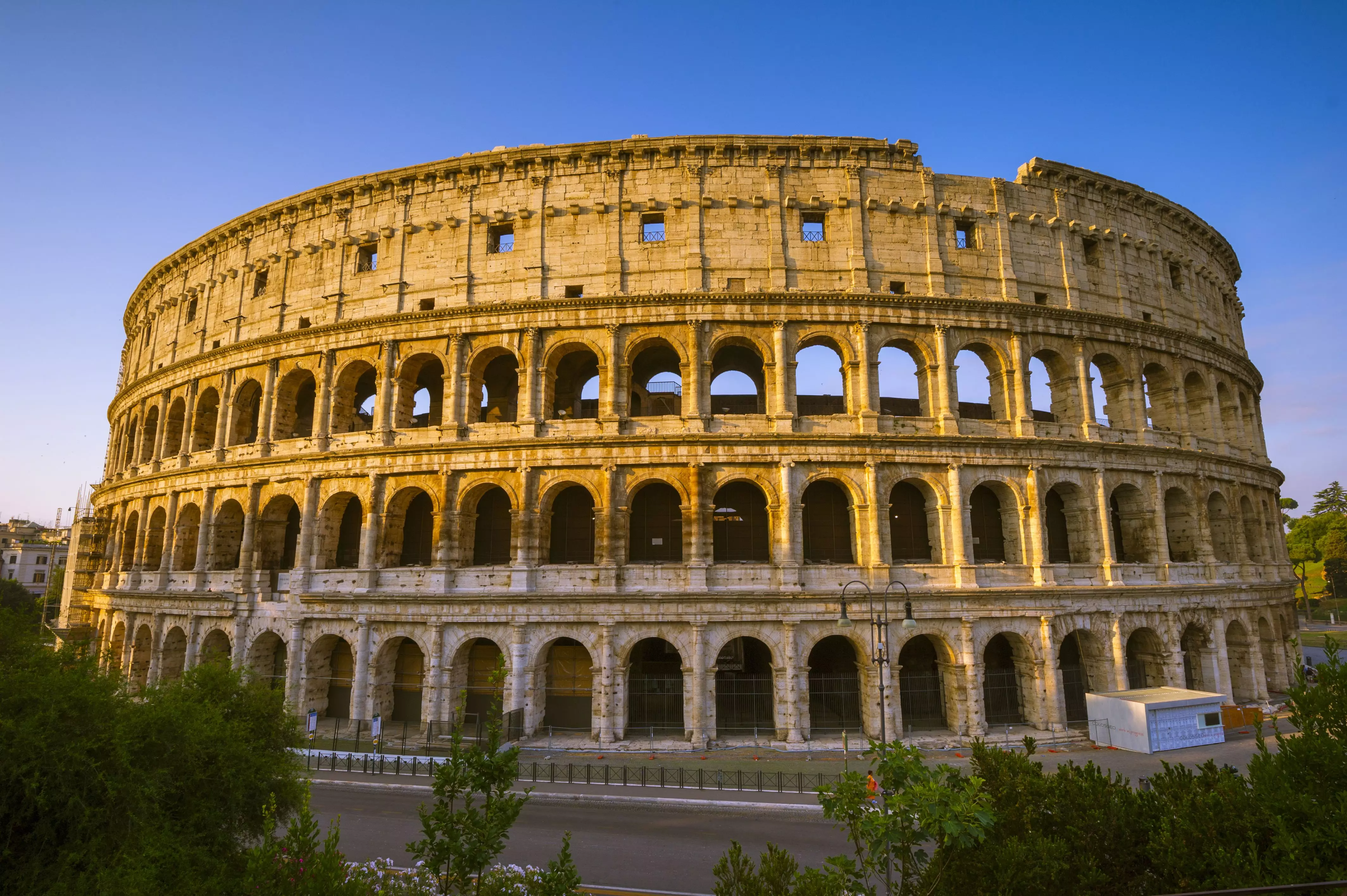 Roman Colosseum a fitowar rana, labarai uku na arches da babban labarin pilasters da buɗewar rectangular