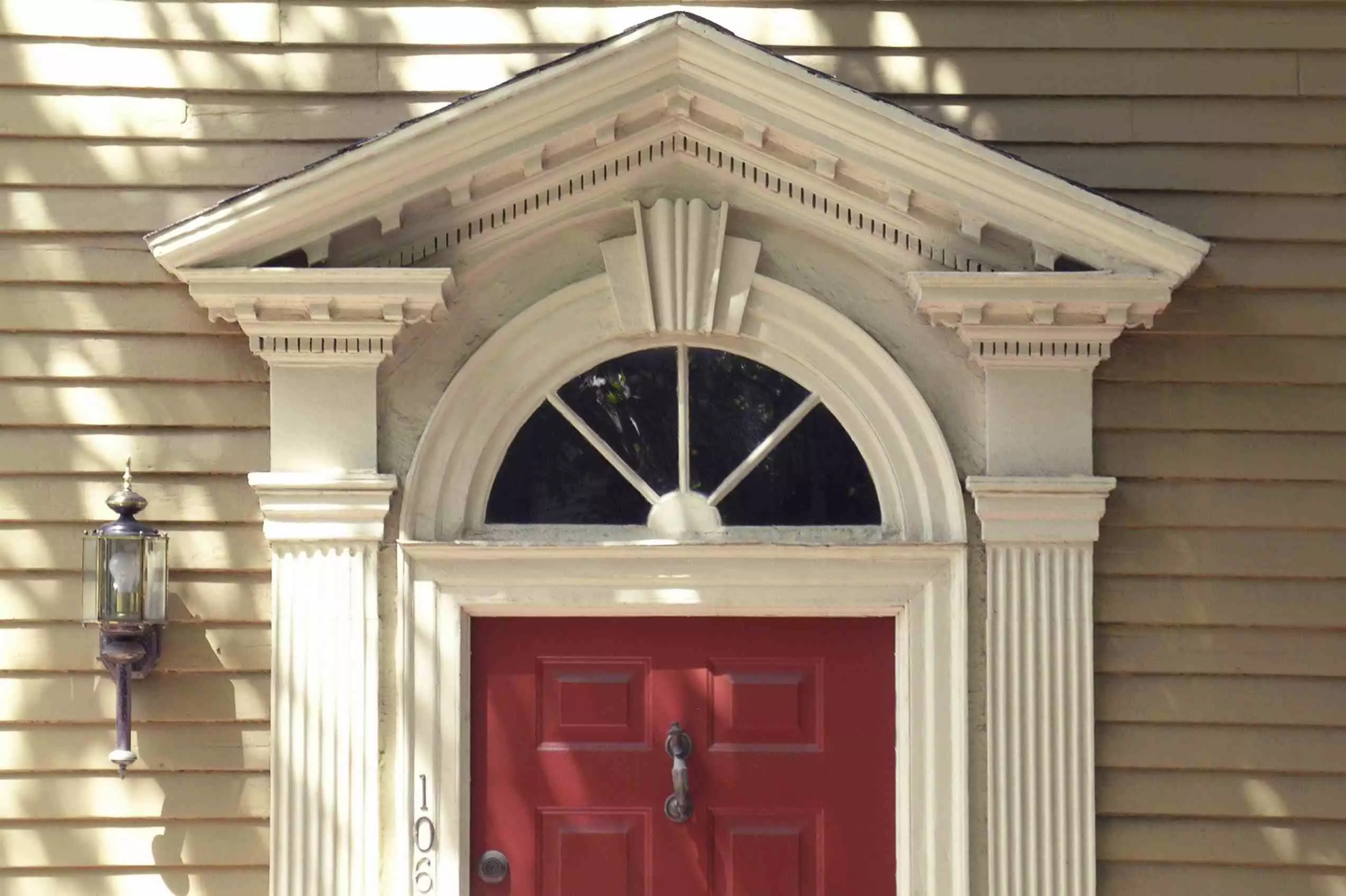 front door detail, iepen fronton, fanlight finster, pilaster oan wjerskanten fan reade doar