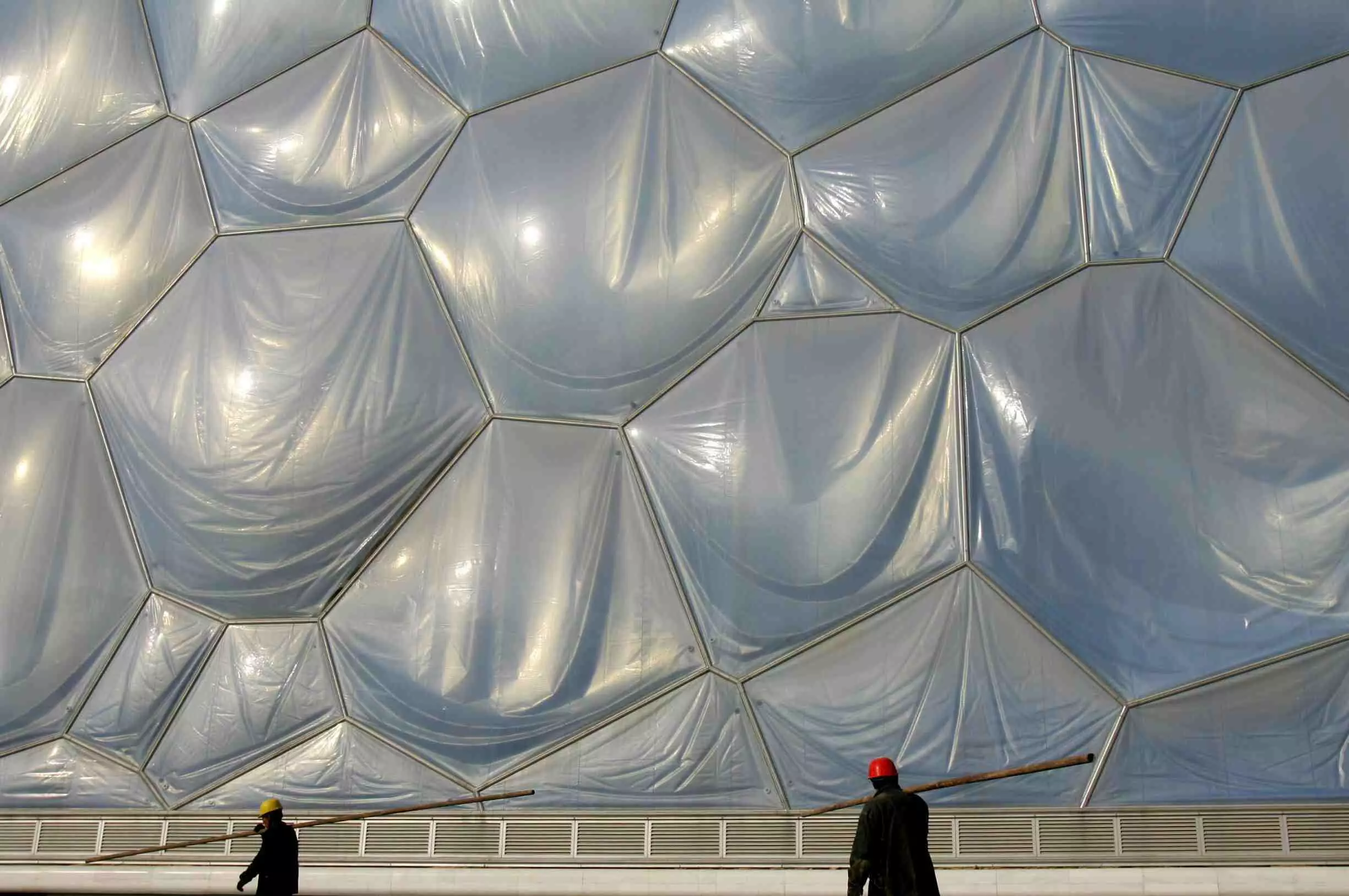 Almofadas de ETFE flácidas na fachada do cubo d'água em Pequim, China