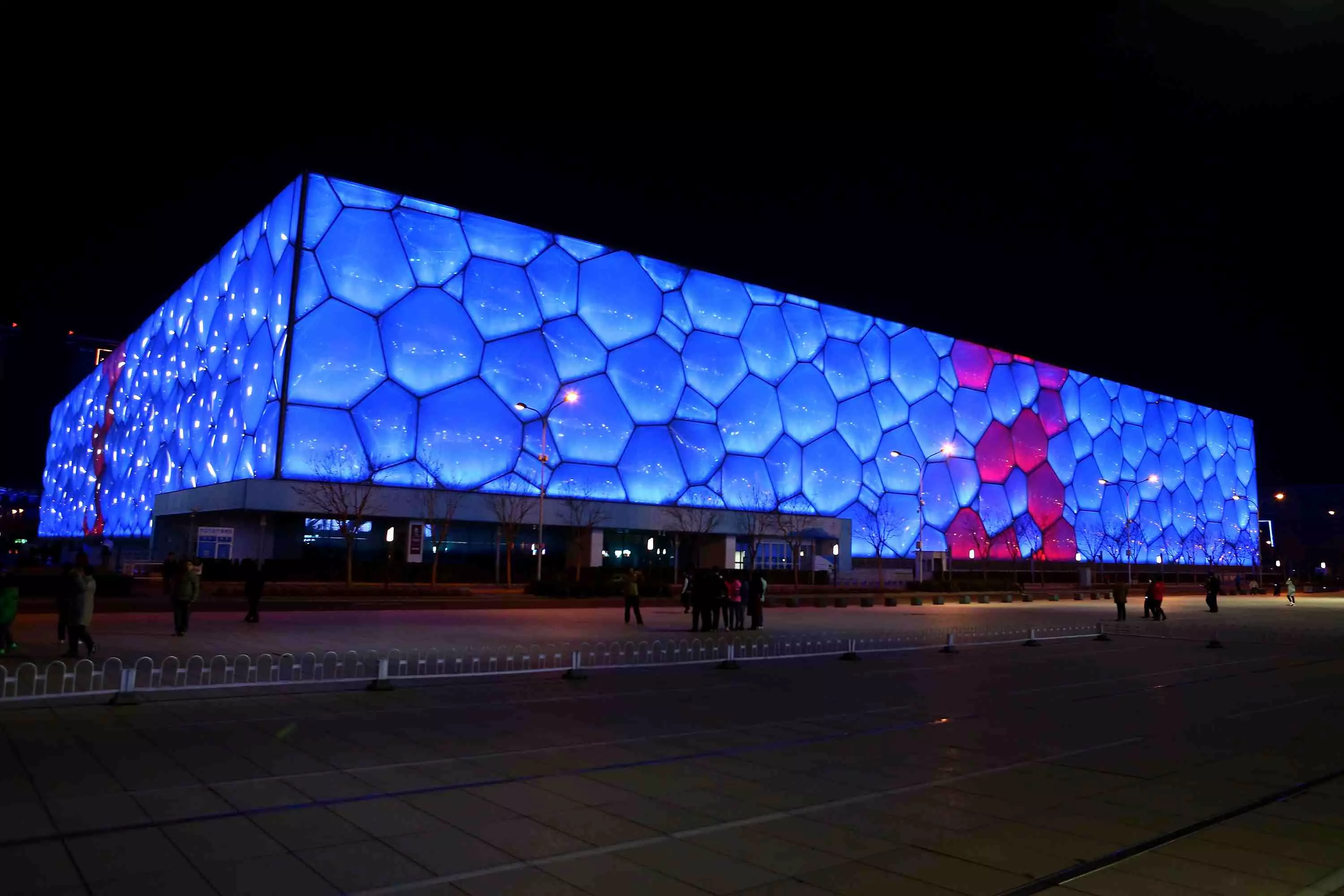 夜に照らされた国立水泳センターウォーターキューブ、北京、中国