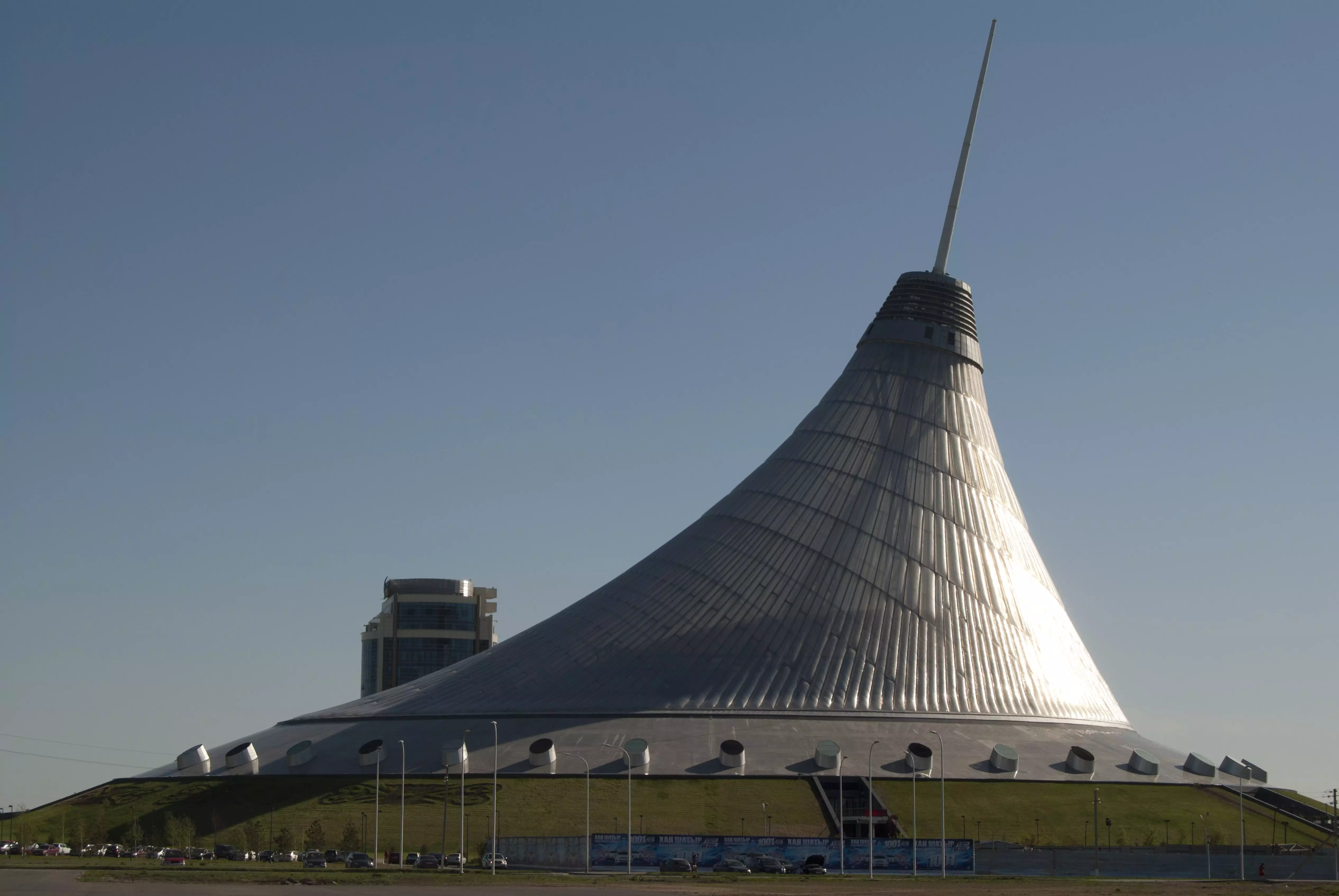 カザフスタンの首都アスタナにあるノーマンフォスターによって設計されたカーンシャティアーエンターテイメントセンター