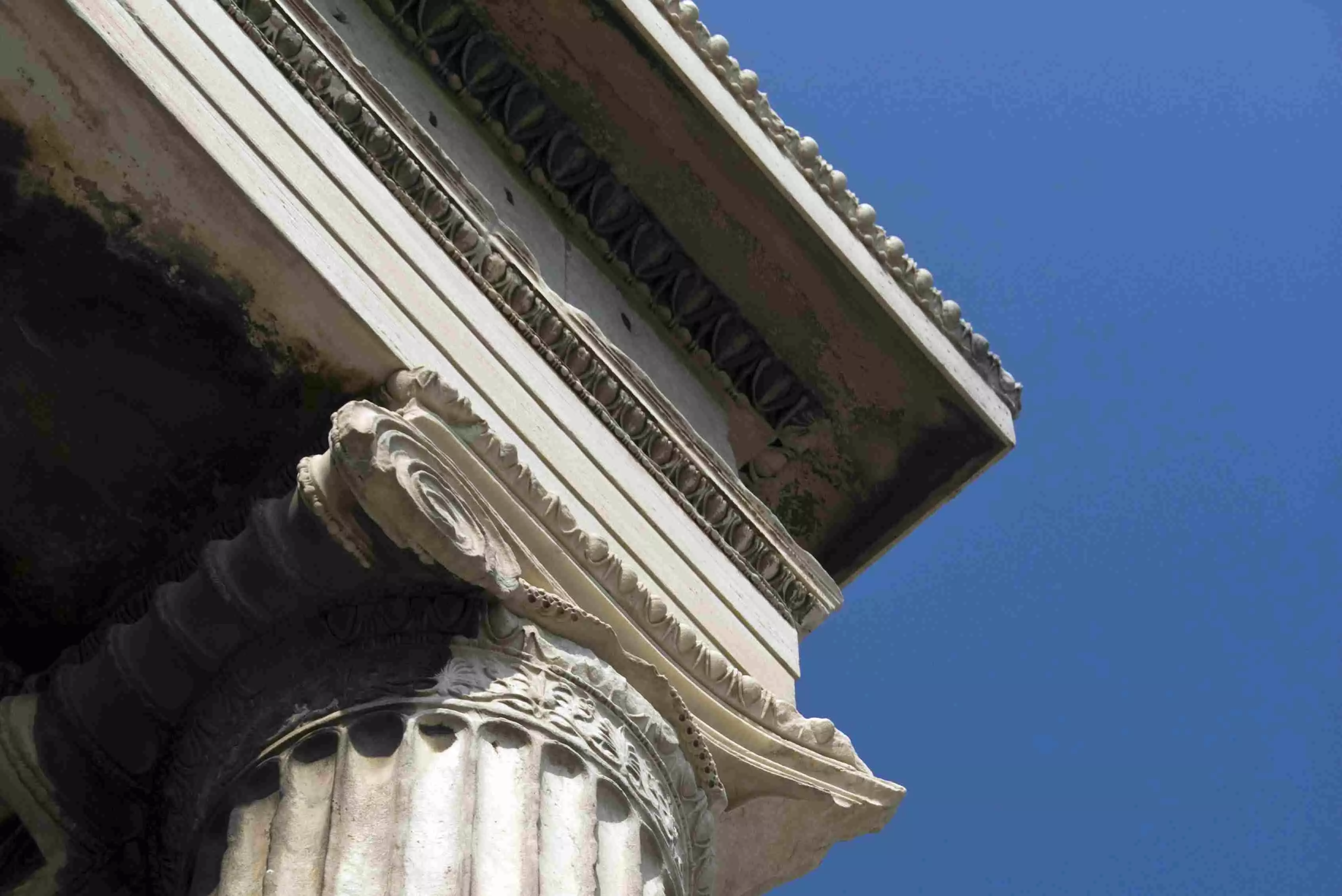 Manylion colofnau Ïonig marmor, architraf, ffris a chornis yr Erechtheion ar yr Acropolis, Athen, Gwlad Groeg