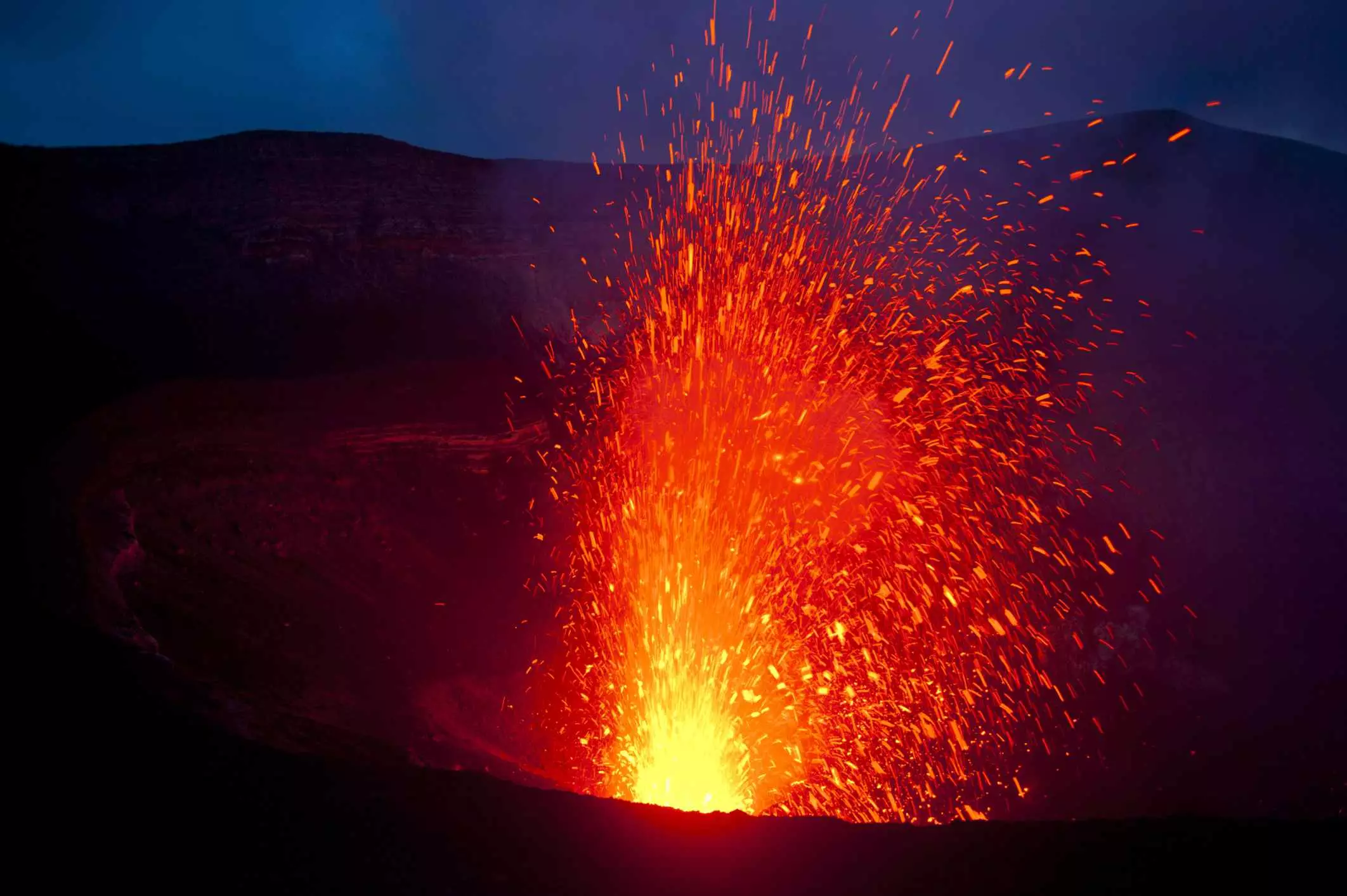 Vulkaanuitbarstings by die vulkaan Yasur, eiland Tanna, Vanuatu, Suid-Stille Oseaan, Stille Oseaan