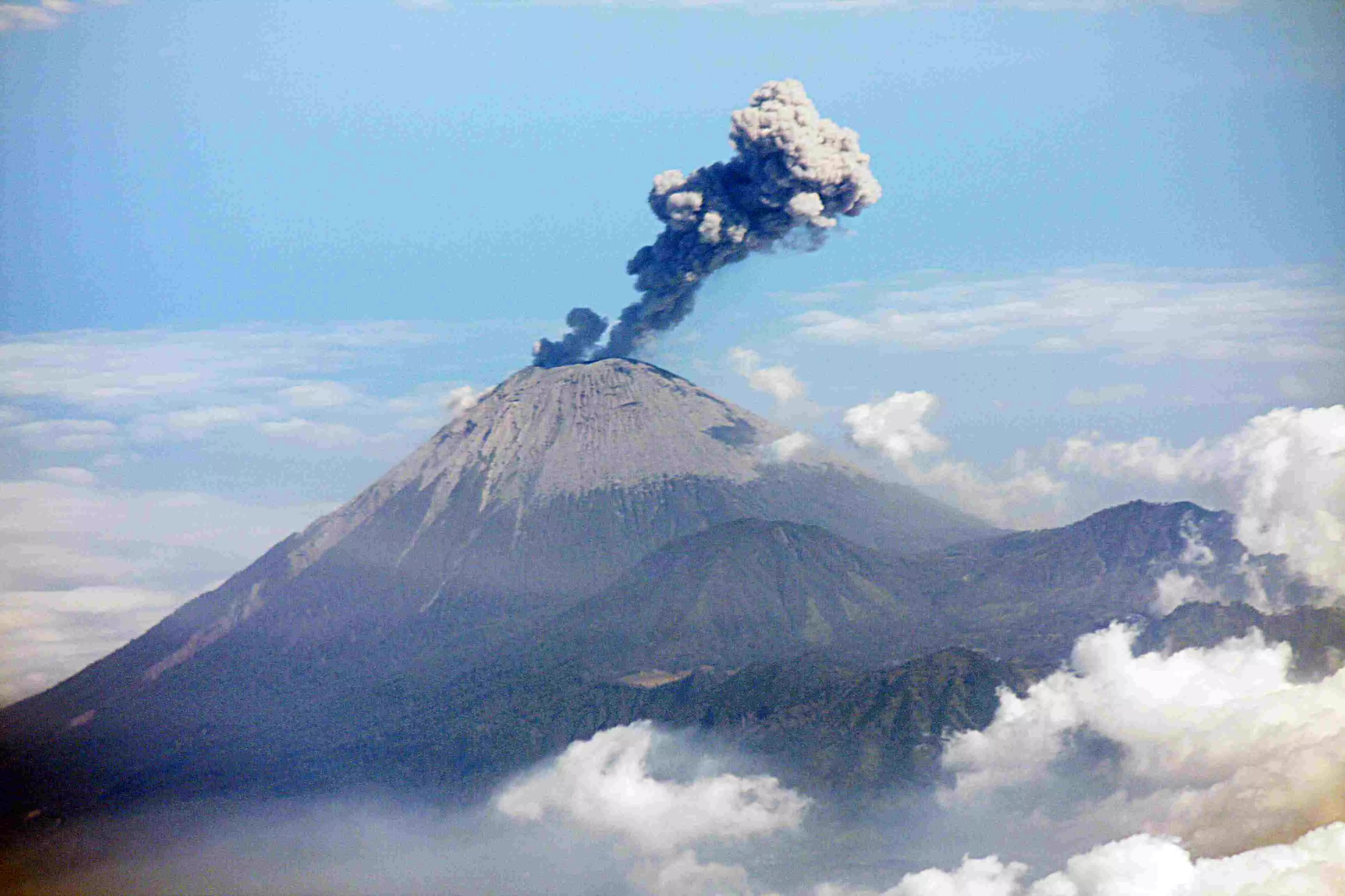Semeru Volcano nyob rau hauv Indonesia yog active stratovolcano.