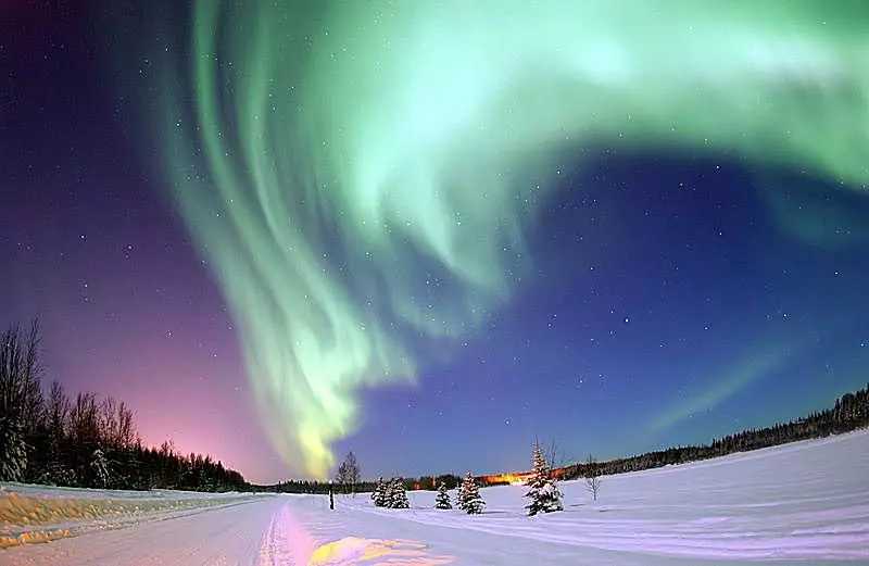Aurora Borealis, eða norðurljós, fyrir ofan Bear Lake, Eielson Air Force Base, Alaska.