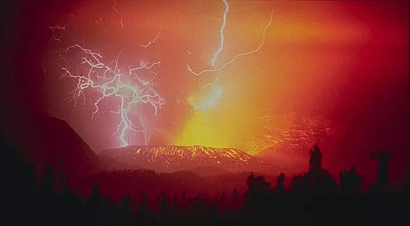 1982 erupção de Galunggung, na Indonésia, acompanhada por relâmpagos.