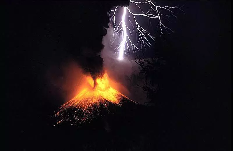 Nov yog daim duab ntawm 1995 volcanic eruption ntawm Mount Rinjani hauv Indonesia.