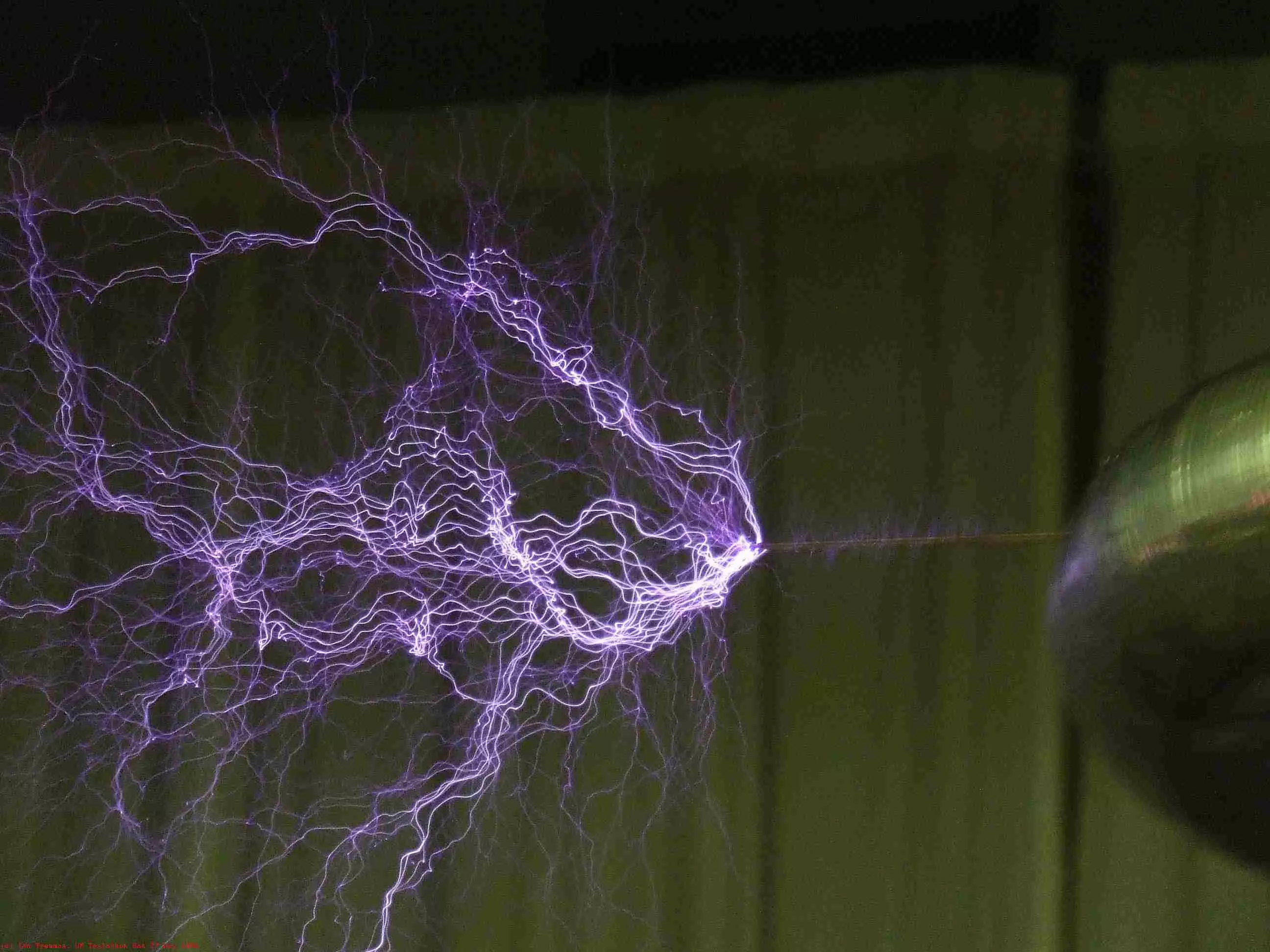 Plasma filament mula sa electrical discharge ng isang Tesla coil.
