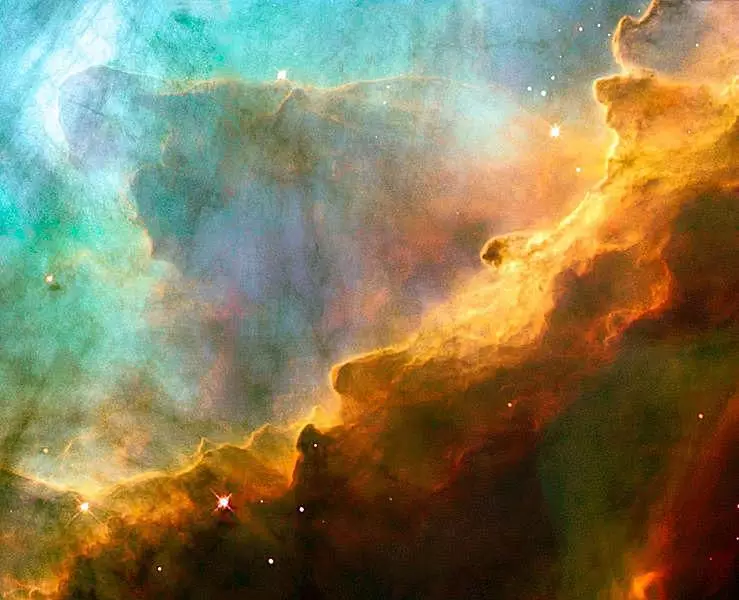 Ffotograff Hubble o M17, a elwir hefyd yn Nebula Omega.