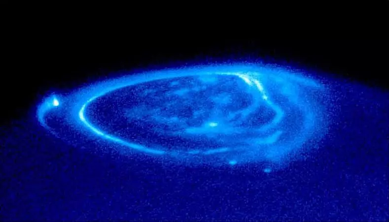 Jupiter aurora e bonoa ka ultraviolet ke Hubble Space Telescope.